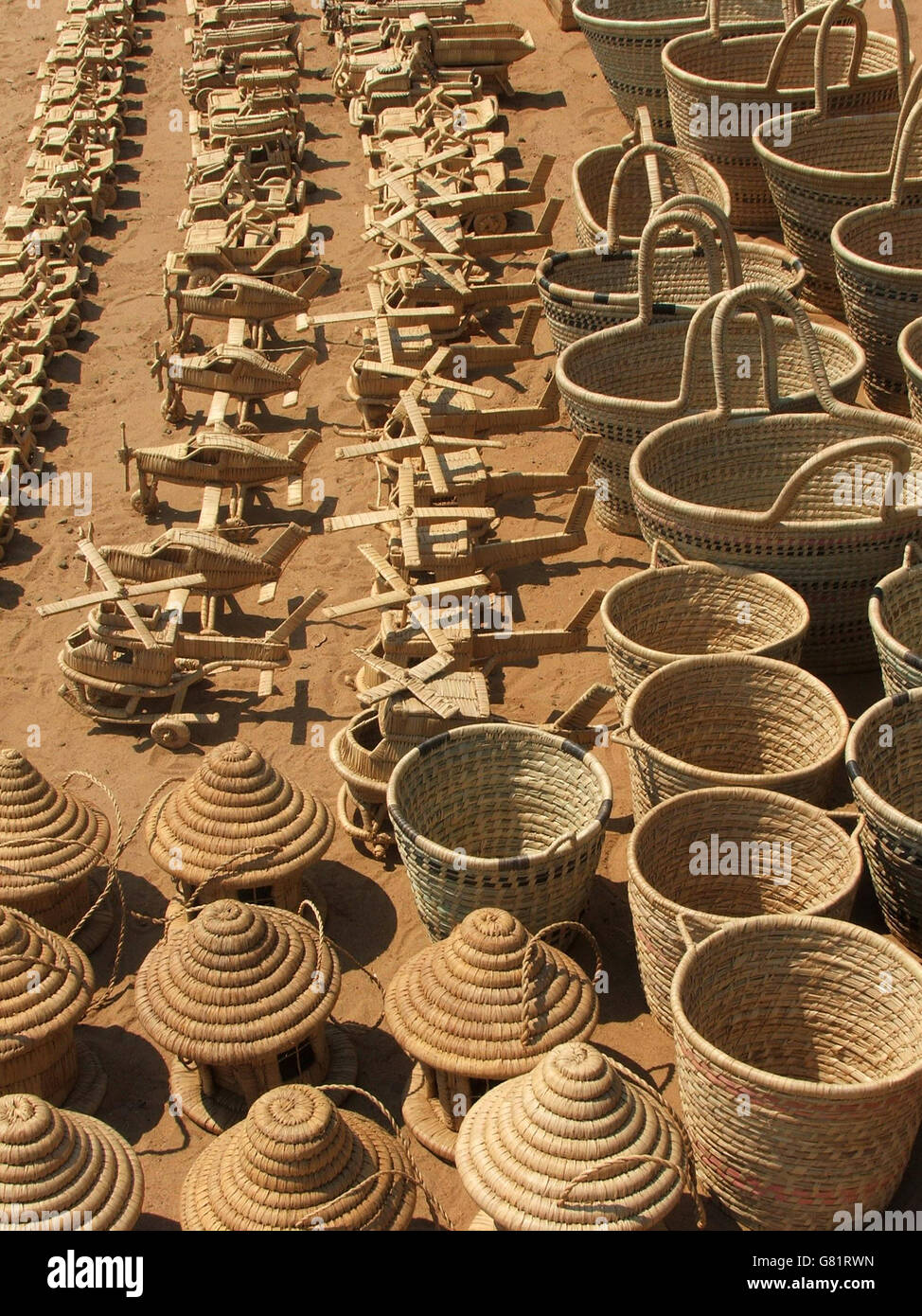 Malawi basket hi-res stock photography and images - Alamy