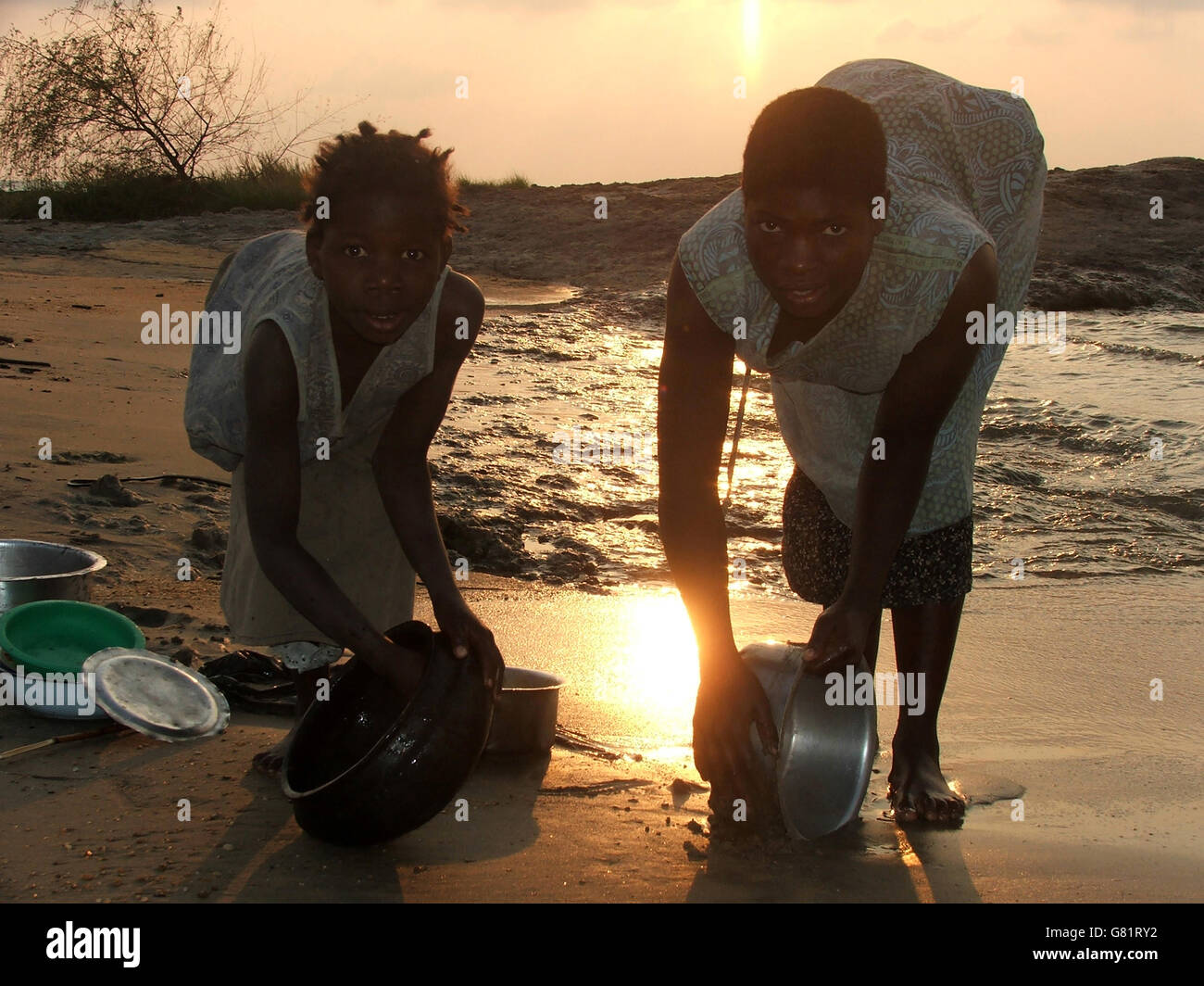 African woman washing up dishes hi-res stock photography and images - Alamy
