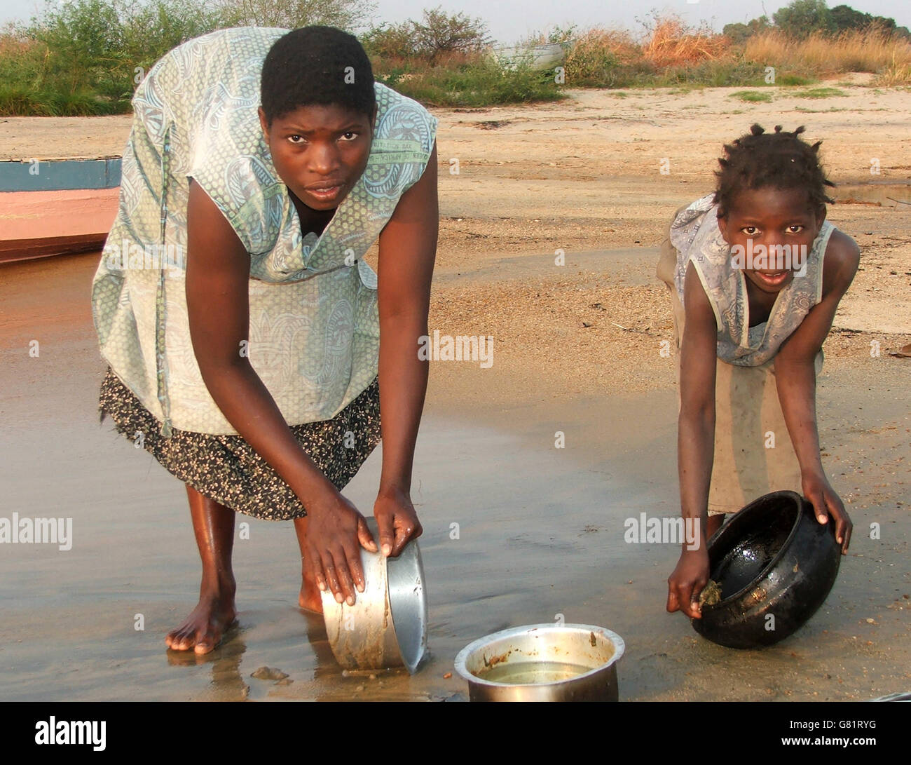 African woman washing up dishes hi-res stock photography and images - Alamy