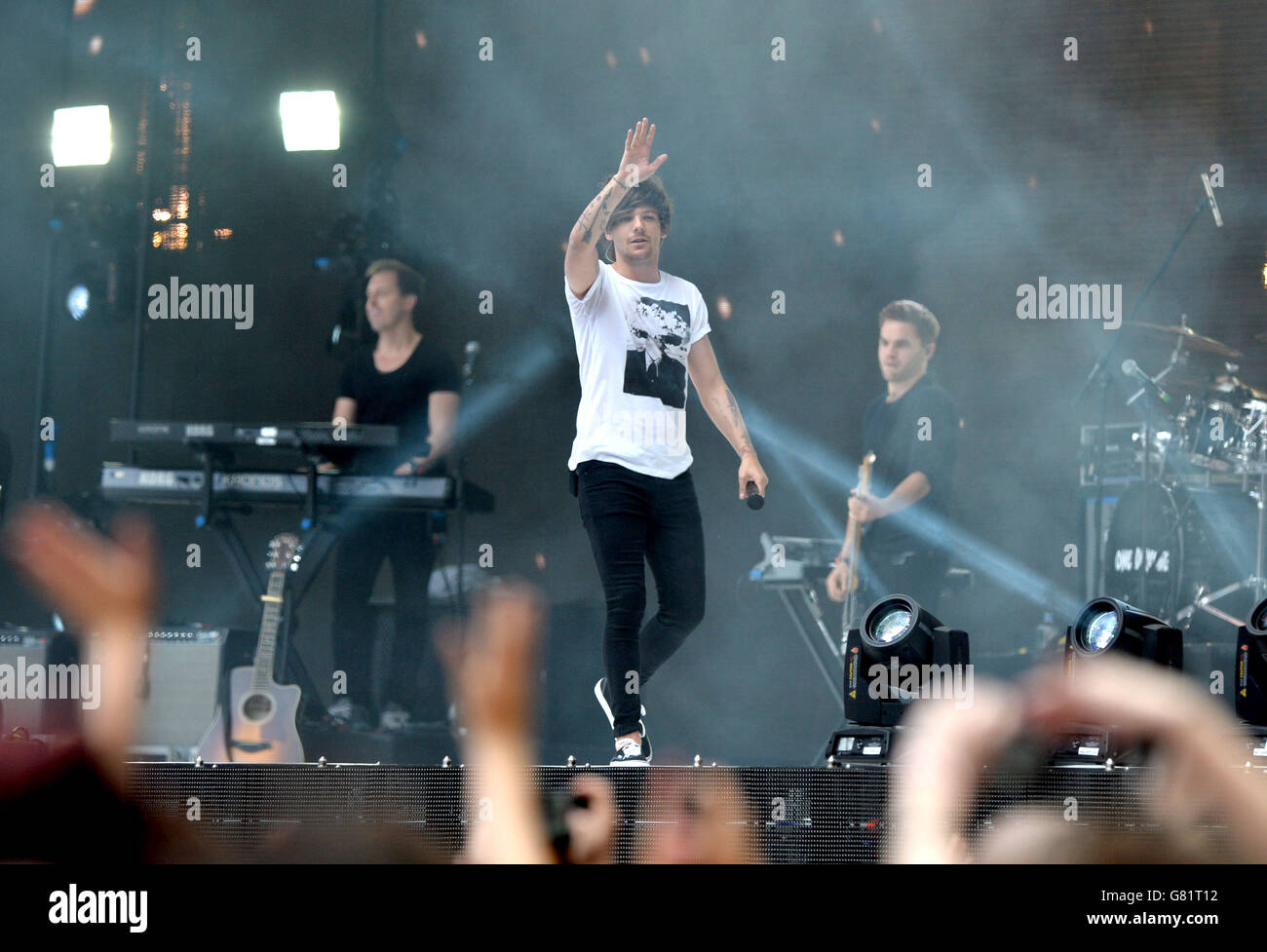 Louis tomlinson one direction hi-res stock photography and images - Alamy