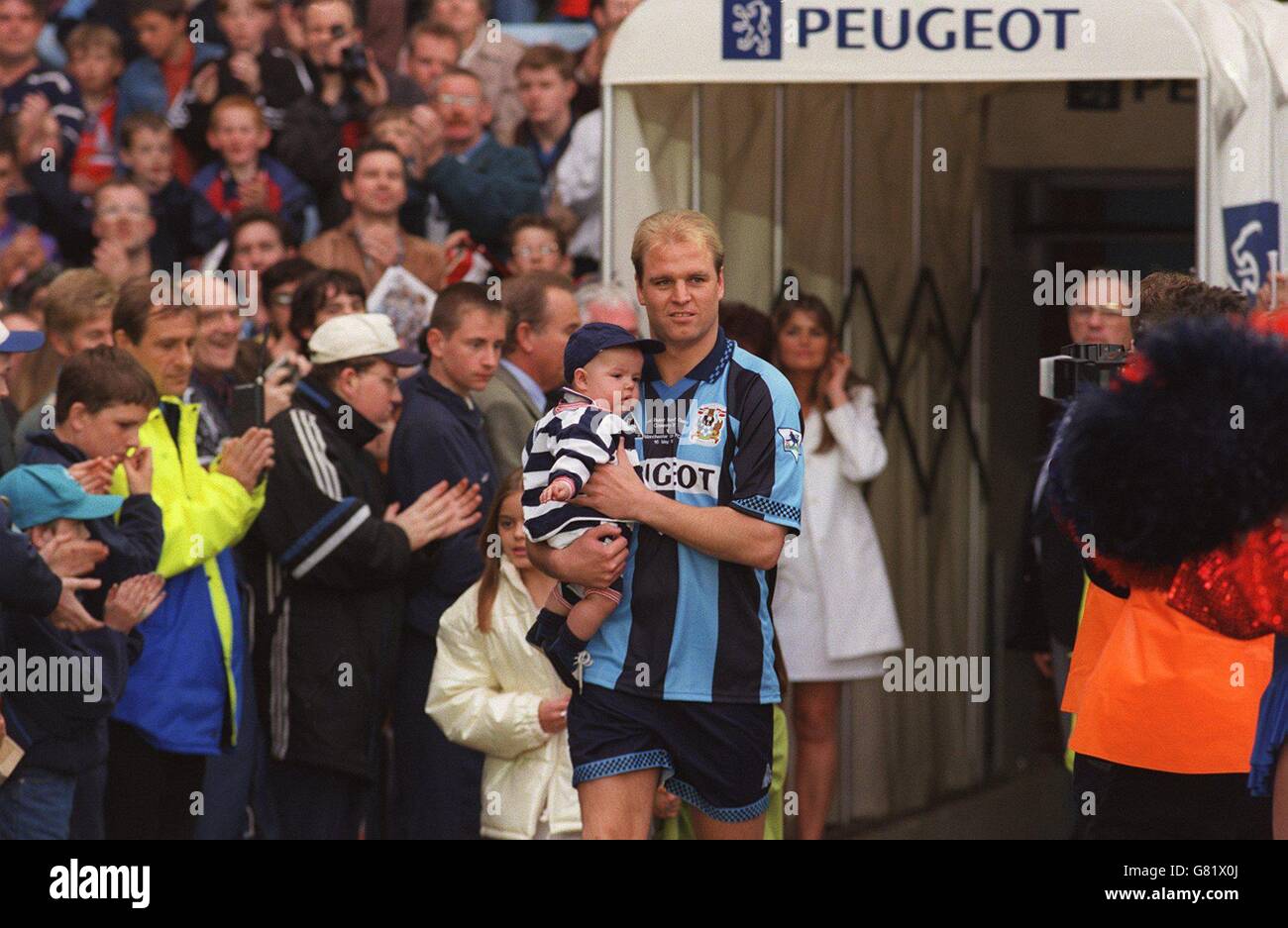 David busst testimonial hi-res stock photography and images - Alamy