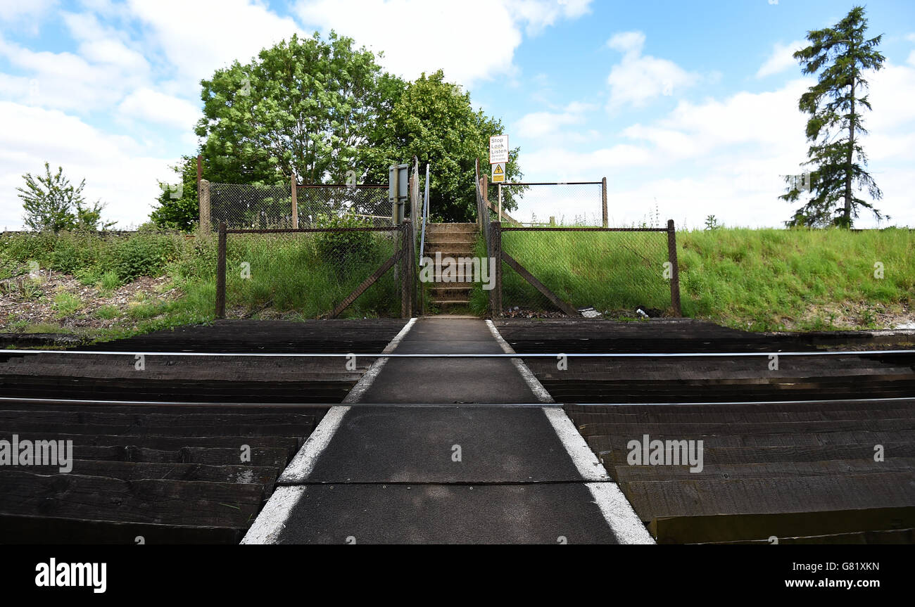 Rail railway crossing footpath hi-res stock photography and images - Alamy