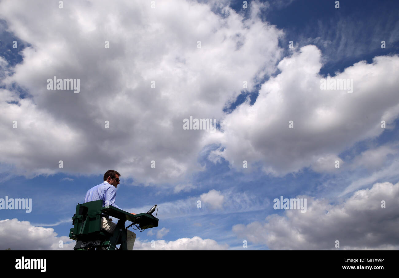 Wimbledon umpire chair hi-res stock photography and images - Alamy