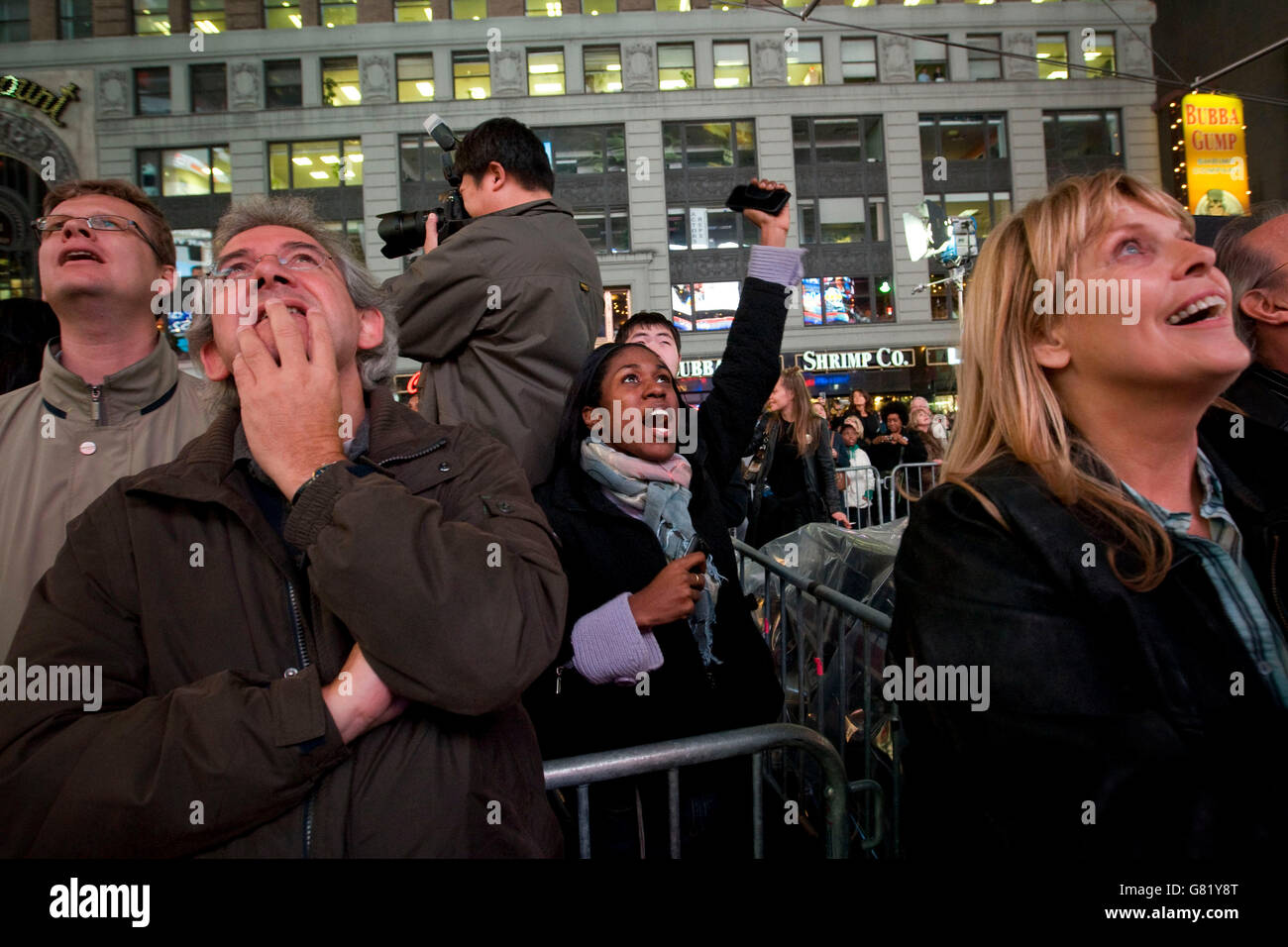 People watching television coverage of the 2008 US presidential ...