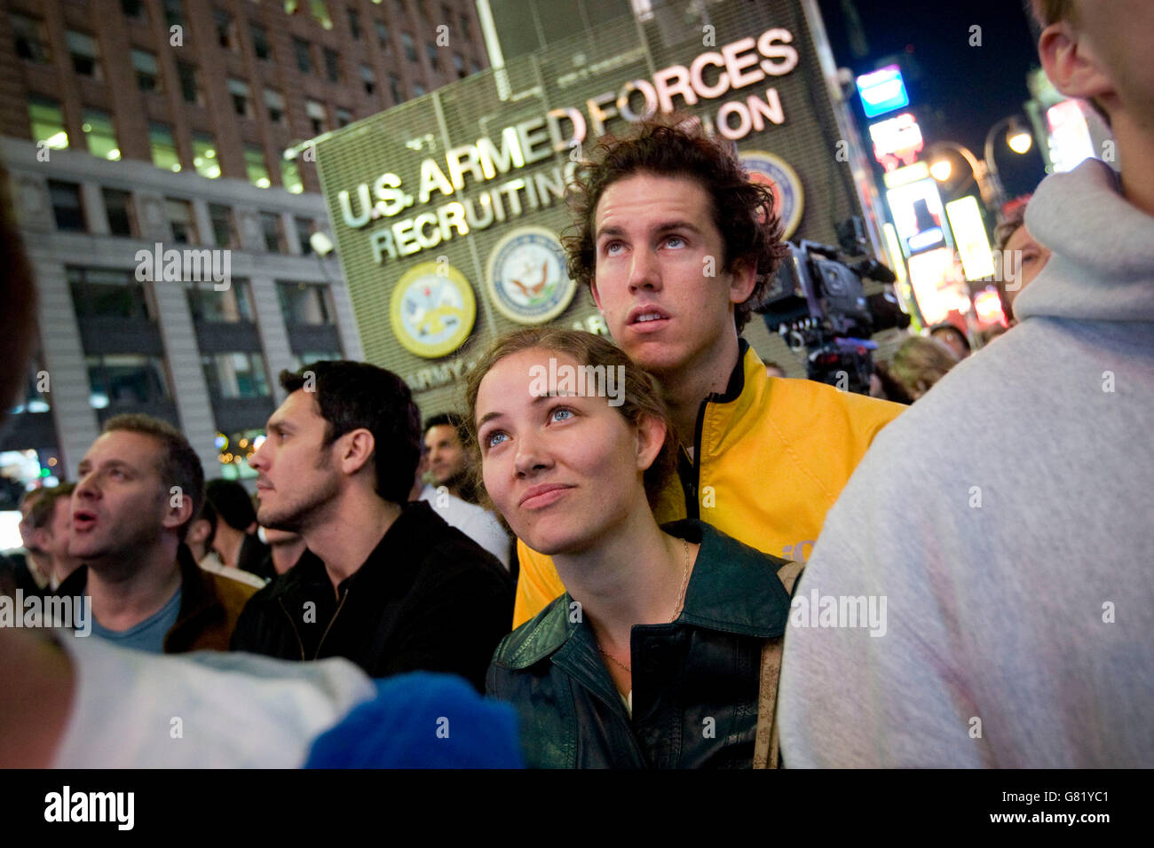 People listen to Barack Obama's acceptance in the 2008 US presidential ...