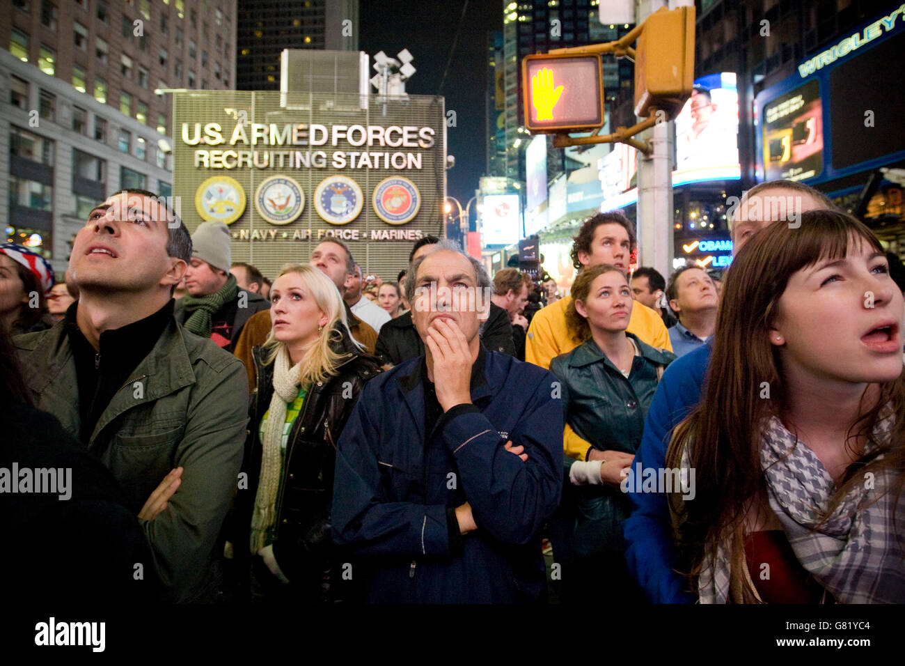 People listen to Barack Obama's acceptance in the 2008 US presidential ...