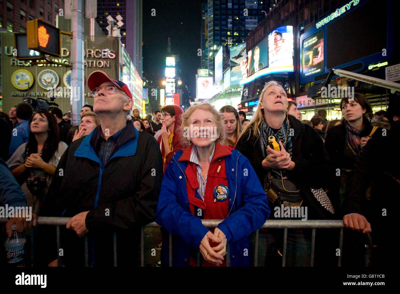 People listen to Barack Obama's acceptance in the 2008 US presidential ...