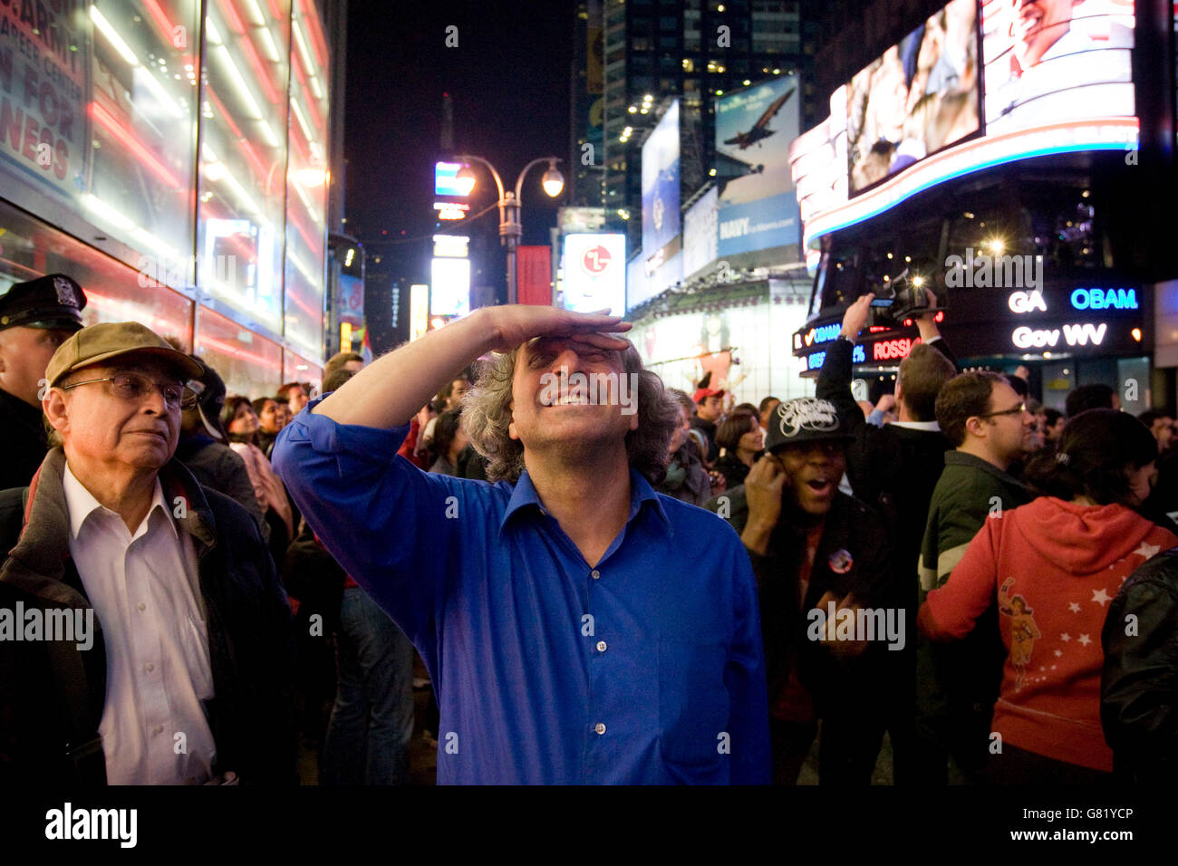 People listen to Barack Obama's acceptance in the 2008 US presidential ...