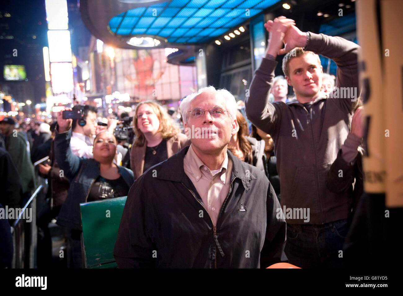 People listen to Barack Obama's acceptance in the 2008 US presidential ...