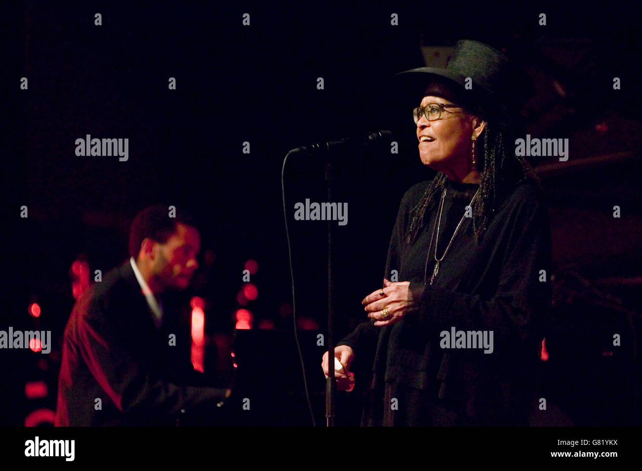 Singer songwriter vertical singing hi-res stock photography and images ...