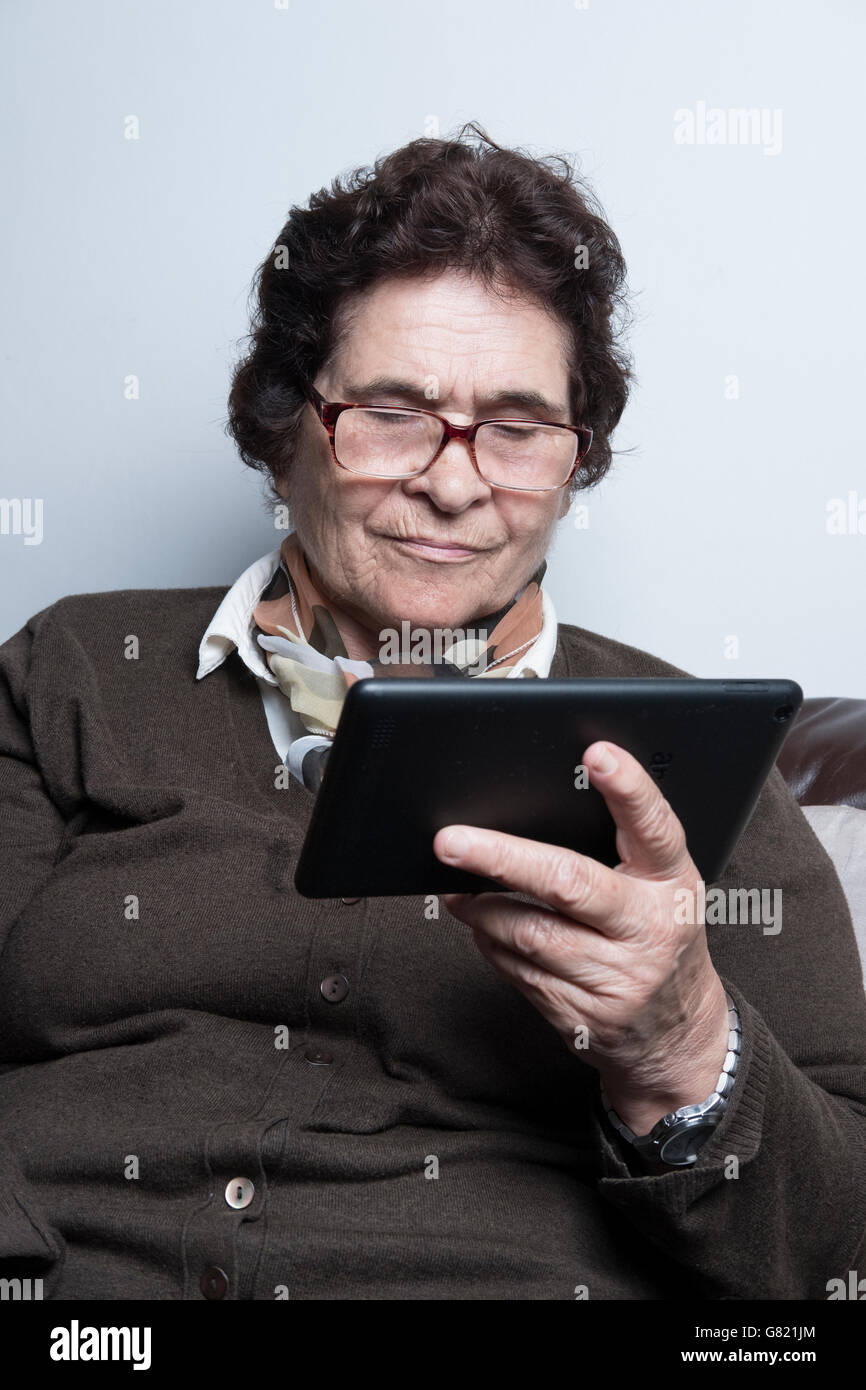 Woman uses tablet hi-res stock photography and images - Alamy