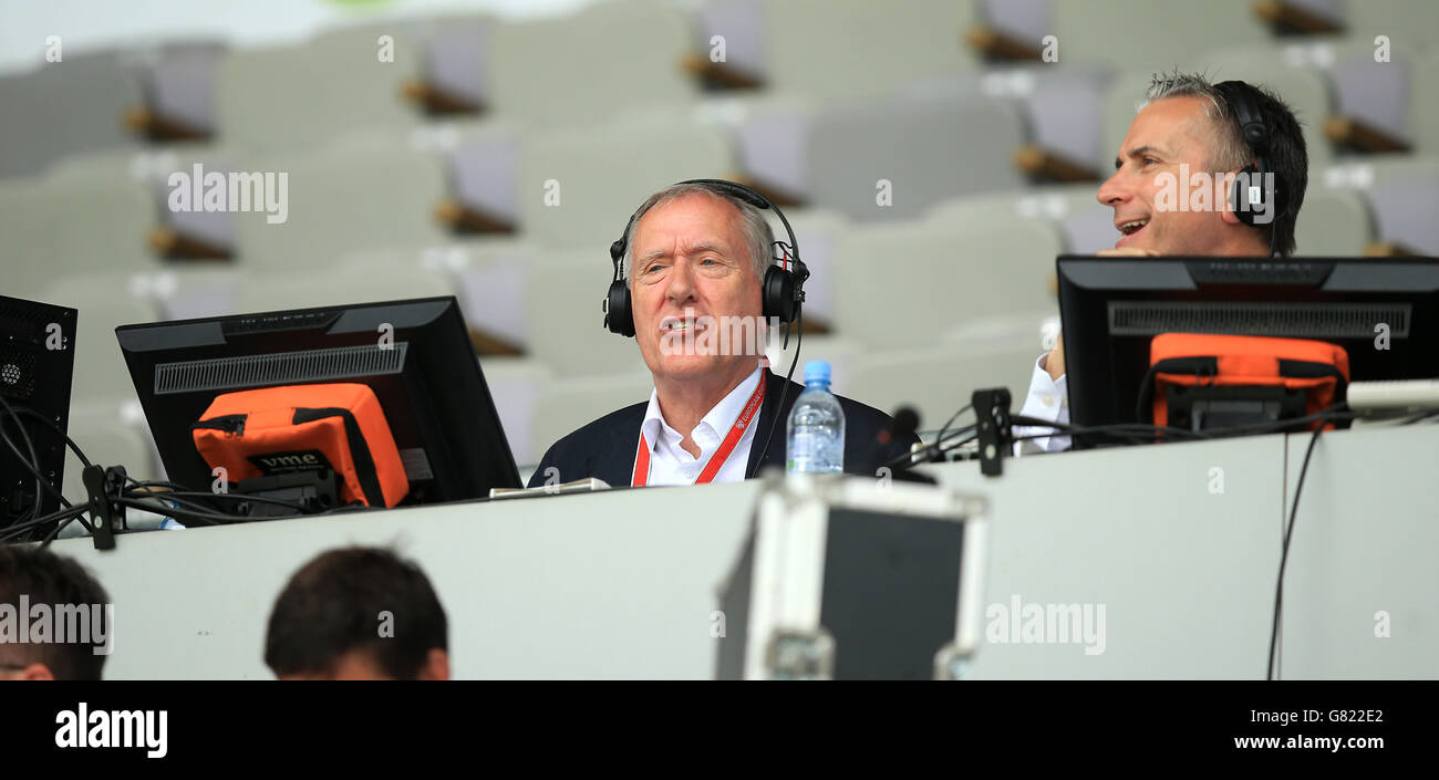 Sports commentator and pundit in the stands hi-res stock photography ...