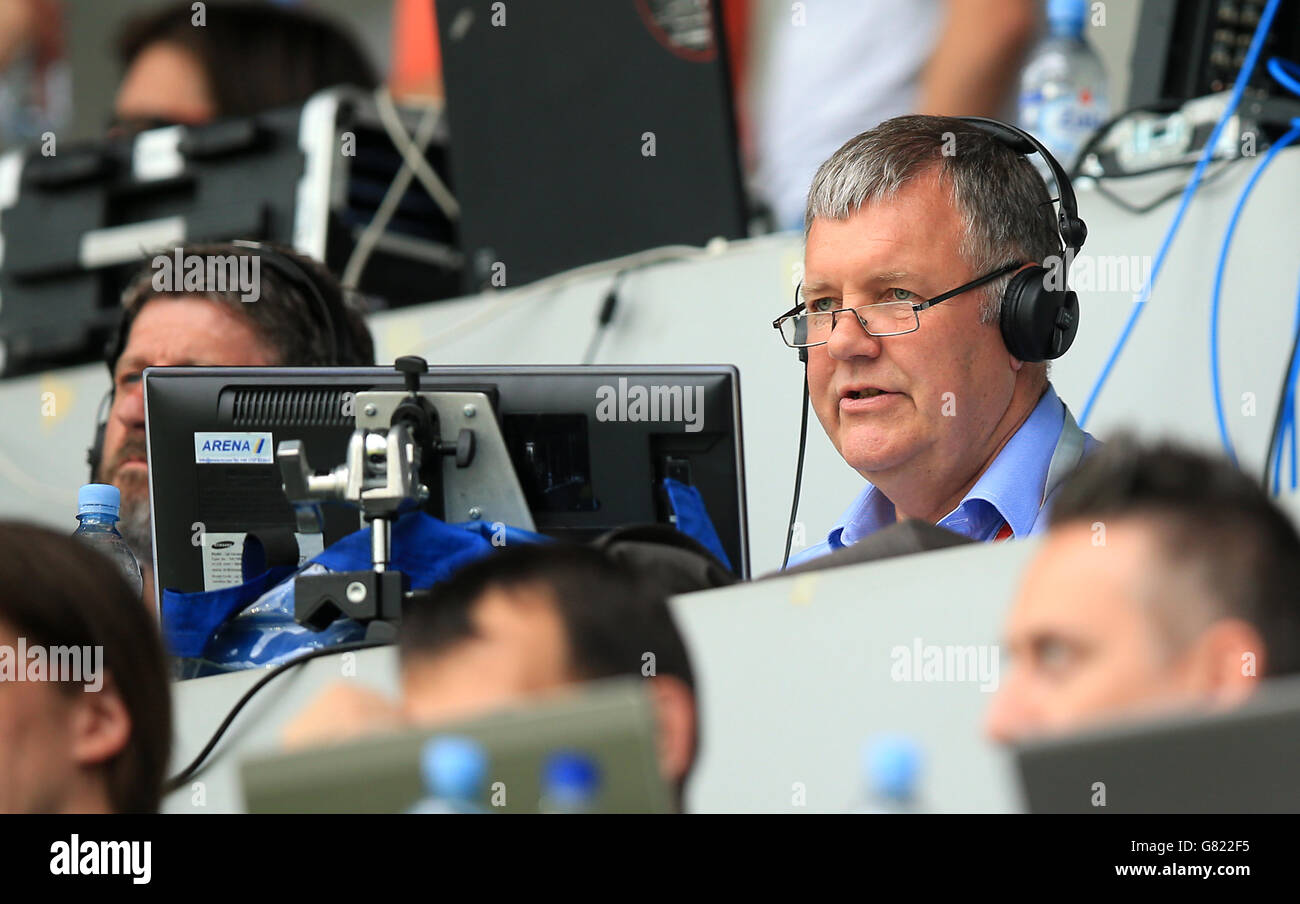 Itv commentator clive tyldesley hi-res stock photography and images - Alamy