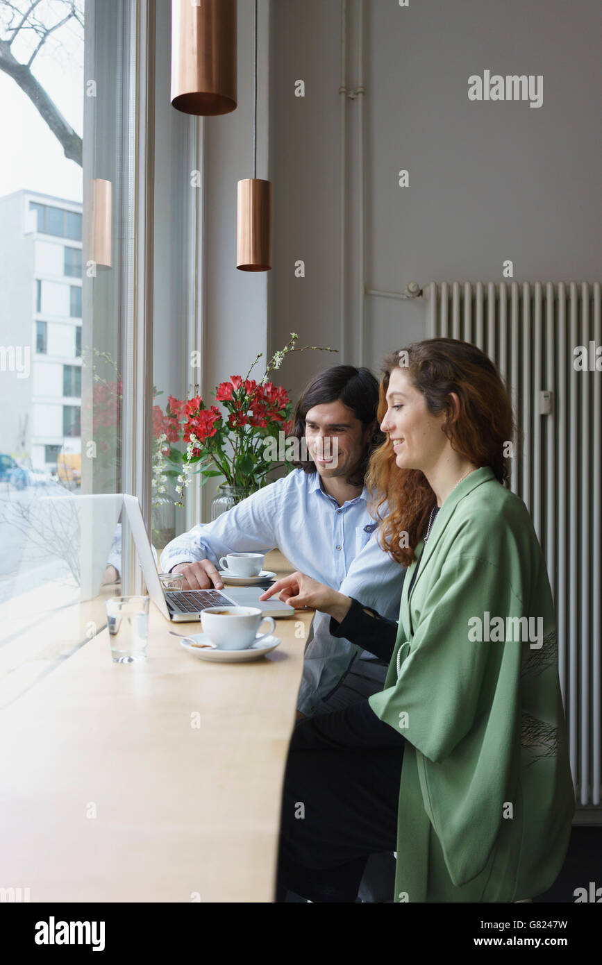 Working with friends hi-res stock photography and images - Alamy