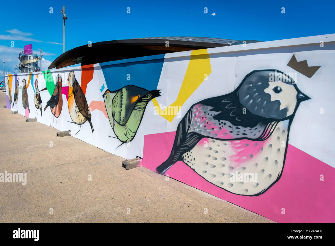 Bird mural hi-res stock photography and images - Alamy