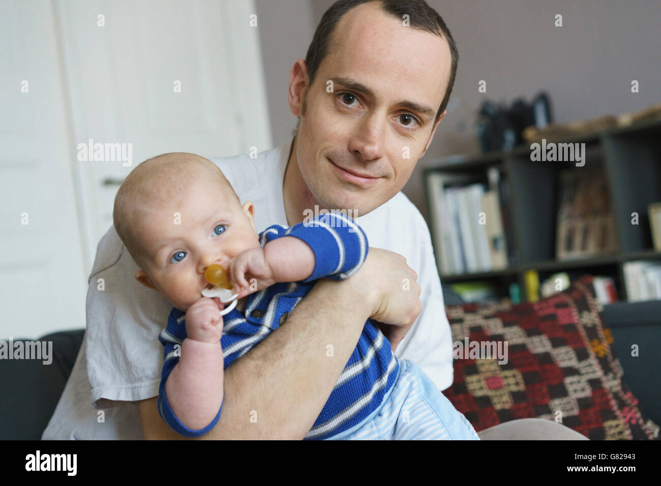 Portrait father carrying cute hi-res stock photography and images - Alamy