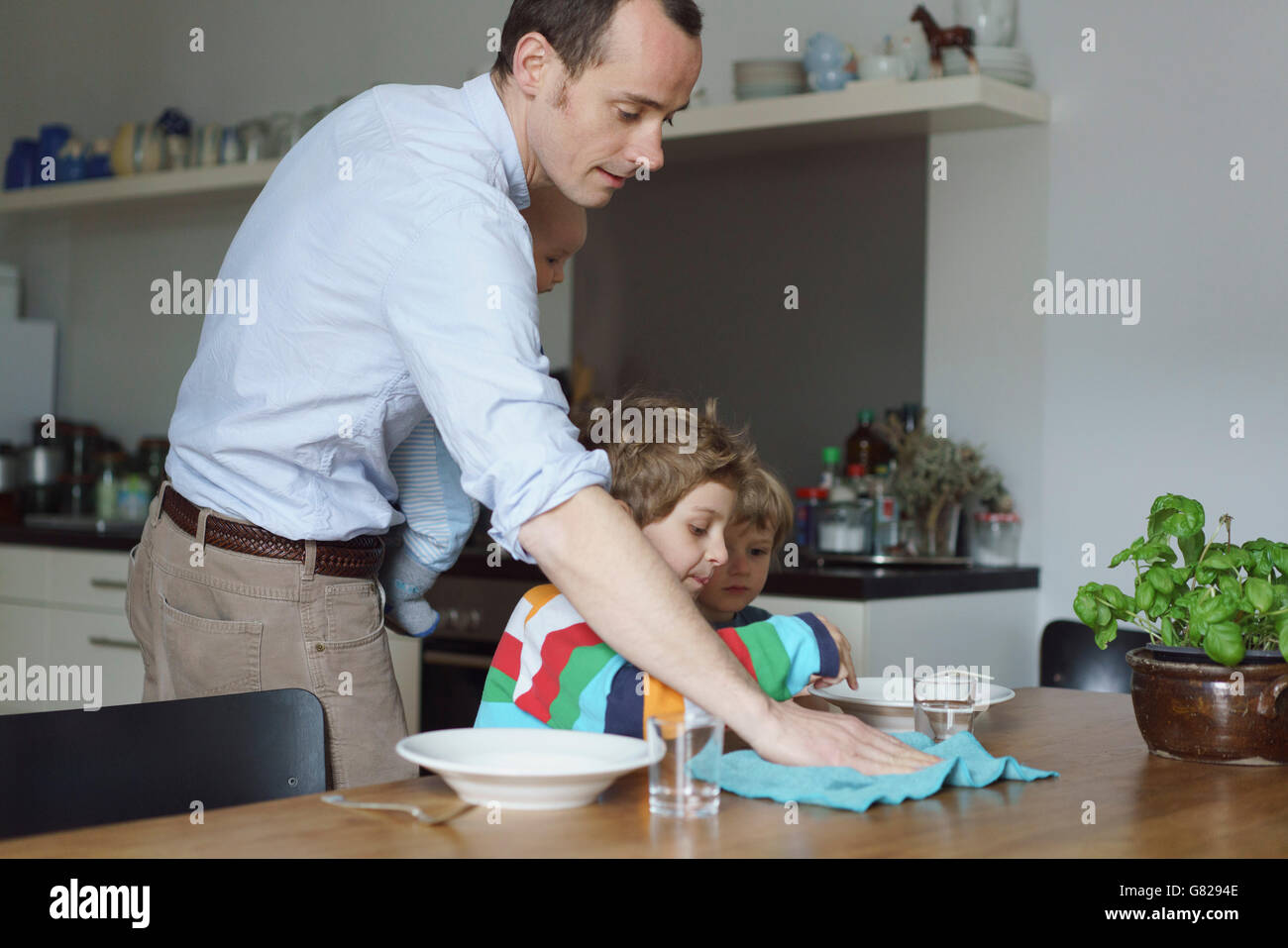 Children eating under table hi-res stock photography and images - Alamy