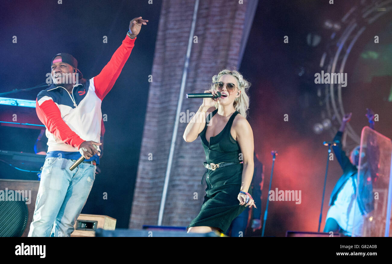 DJ Locksmith andAnne-Marie Nicholson of Rudimental performing live on ...