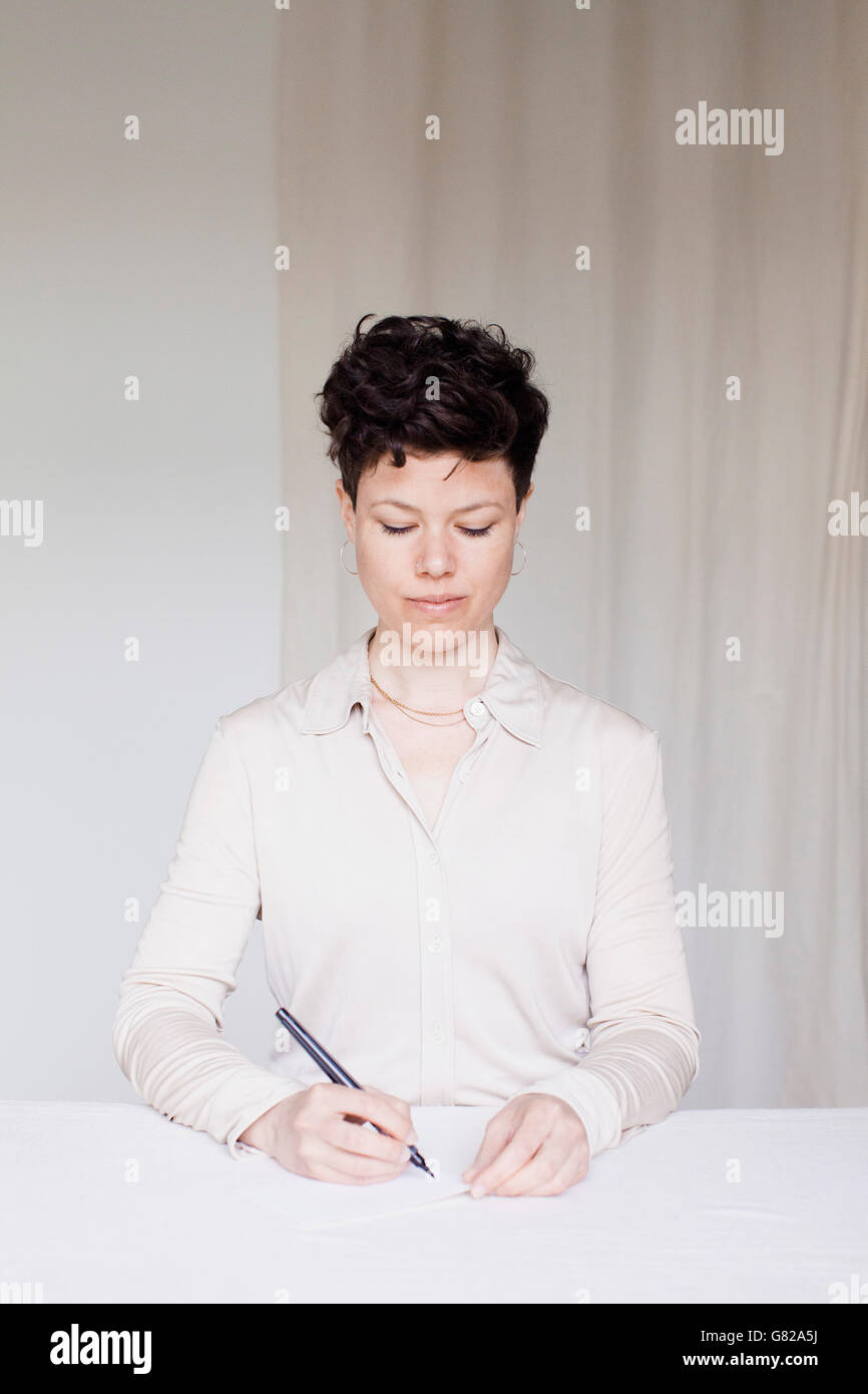 Women writing paper hi-res stock photography and images - Alamy
