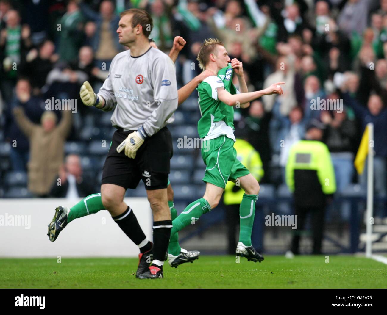 Dundee United's dejected goalkeeper Tony Bullock as Hibernian's Derek ...