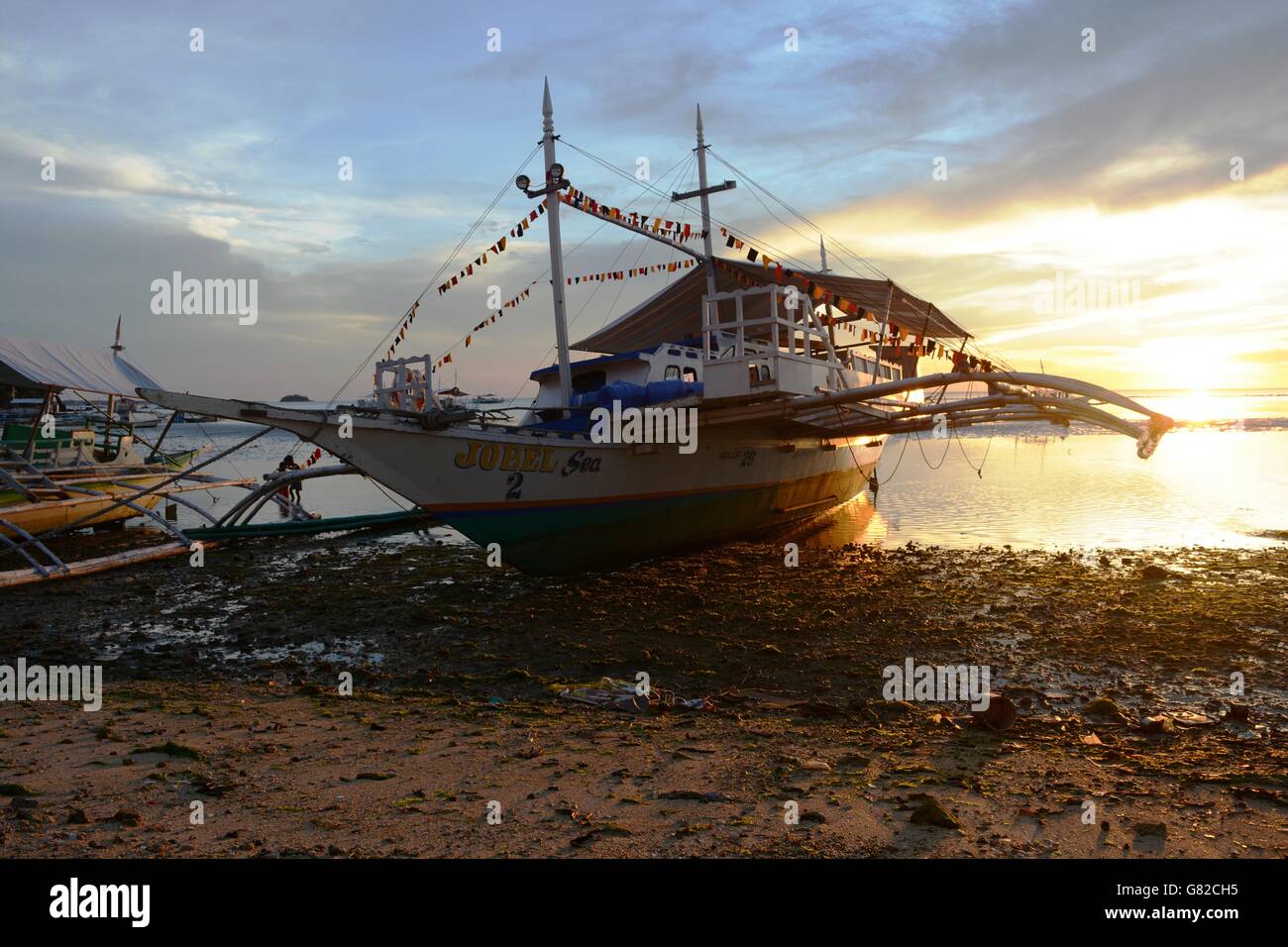Traditional philippines fishing boat hi-res stock photography and ...