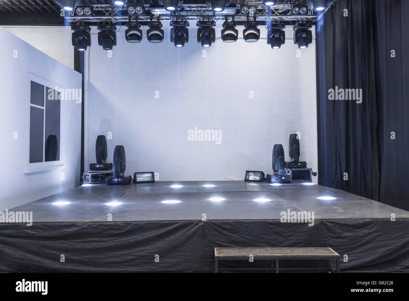 Empty stage hi-res stock photography and images - Alamy