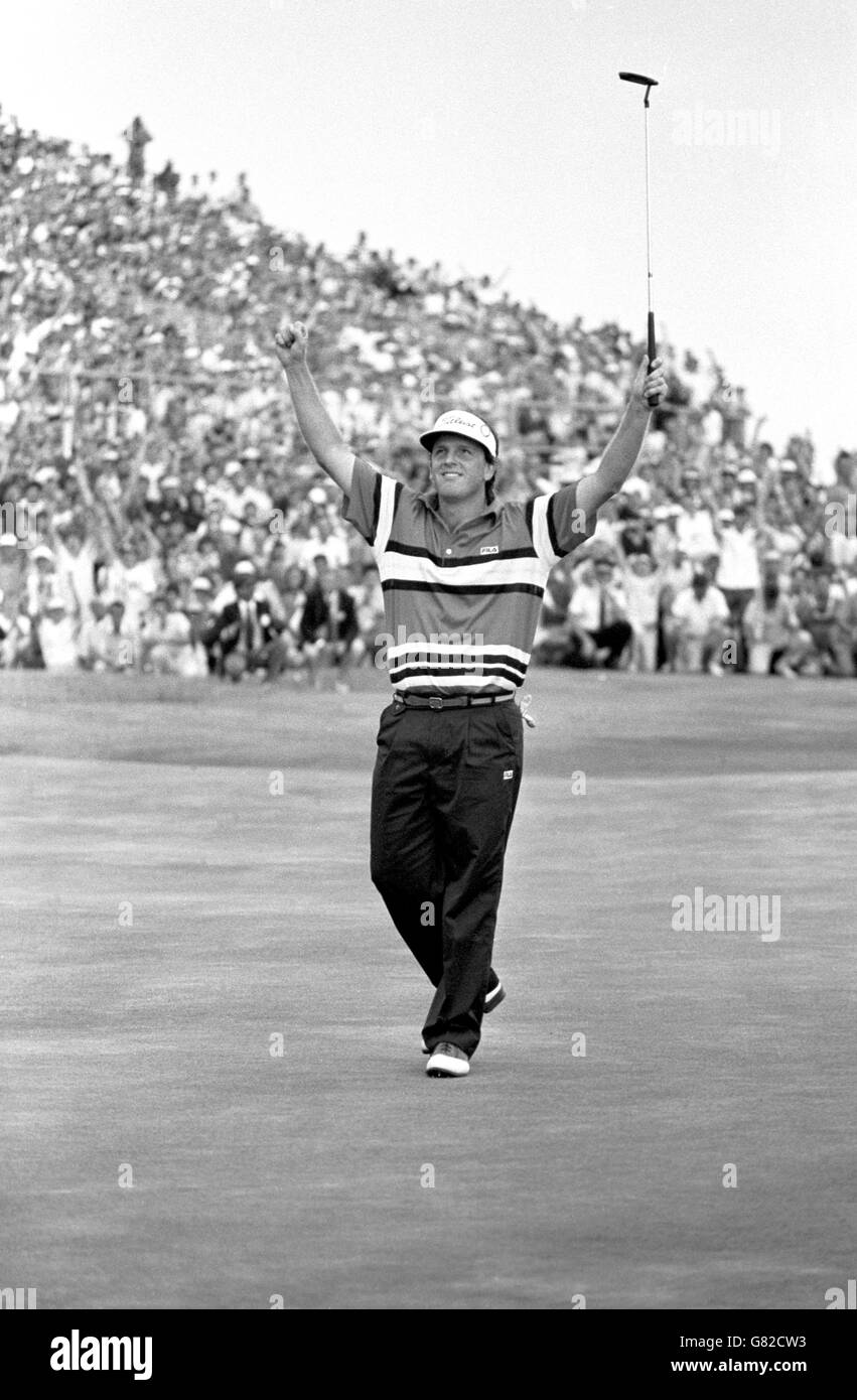 American golfer Mark Calcavecchia acknowledges the applause of the ...