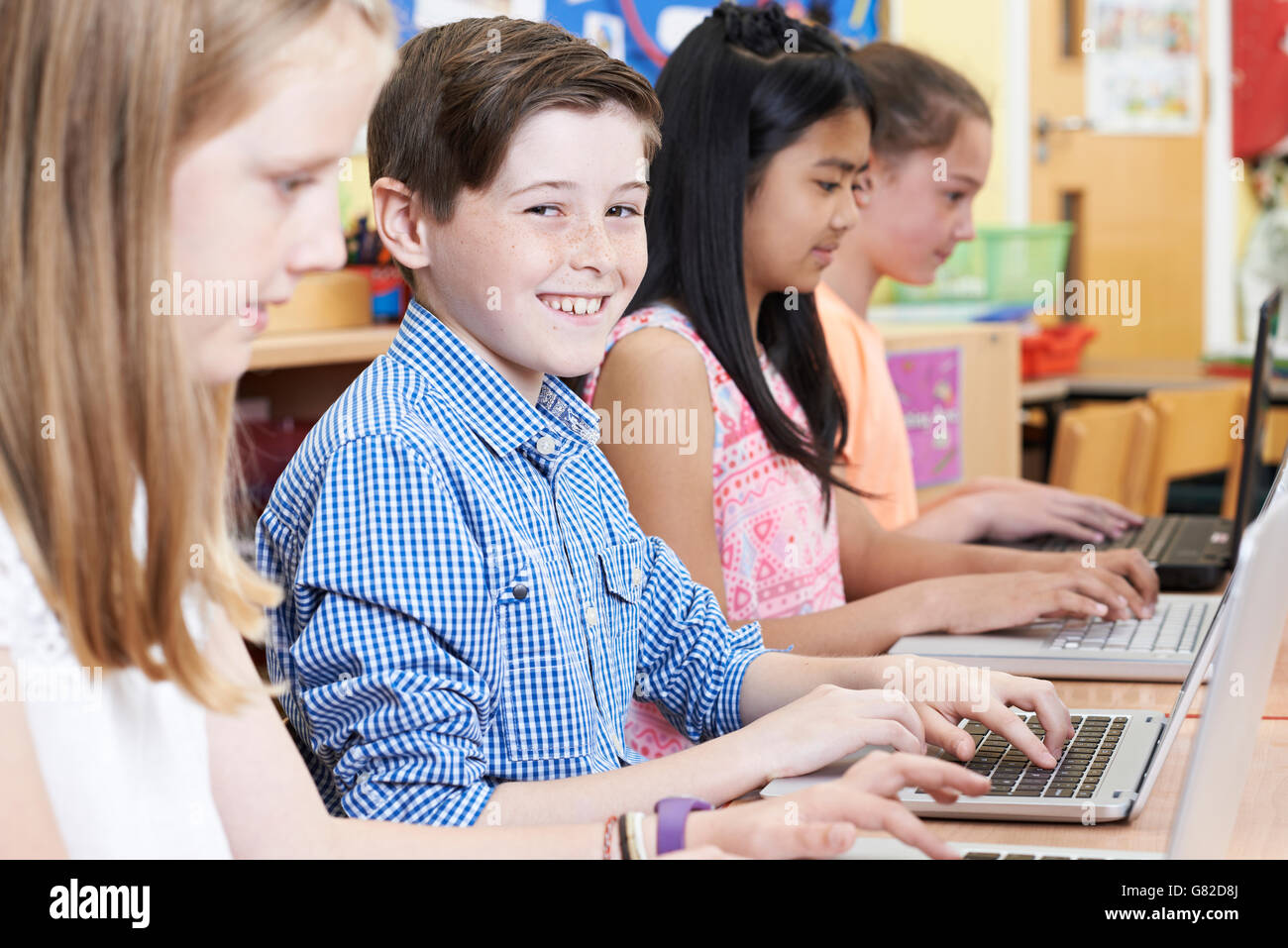 Group Of Elementary School Children In Computer Class Stock Photo - Alamy