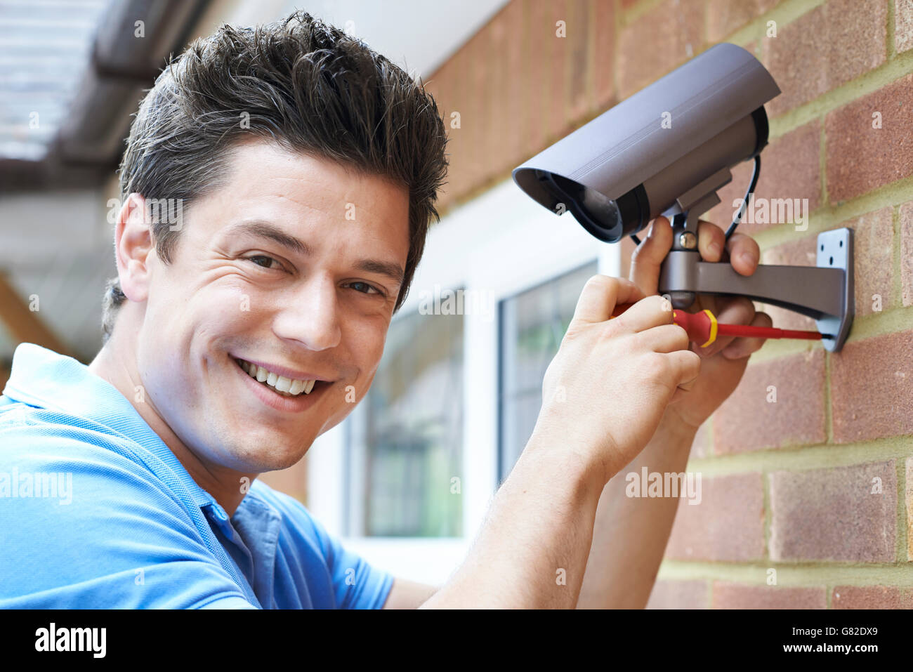 Man installing security camera hi-res stock photography and images - Alamy