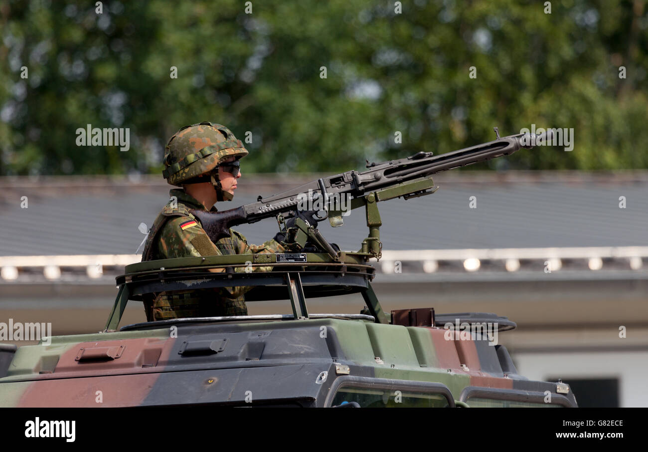 Machine gun defense hi-res stock photography and images - Alamy