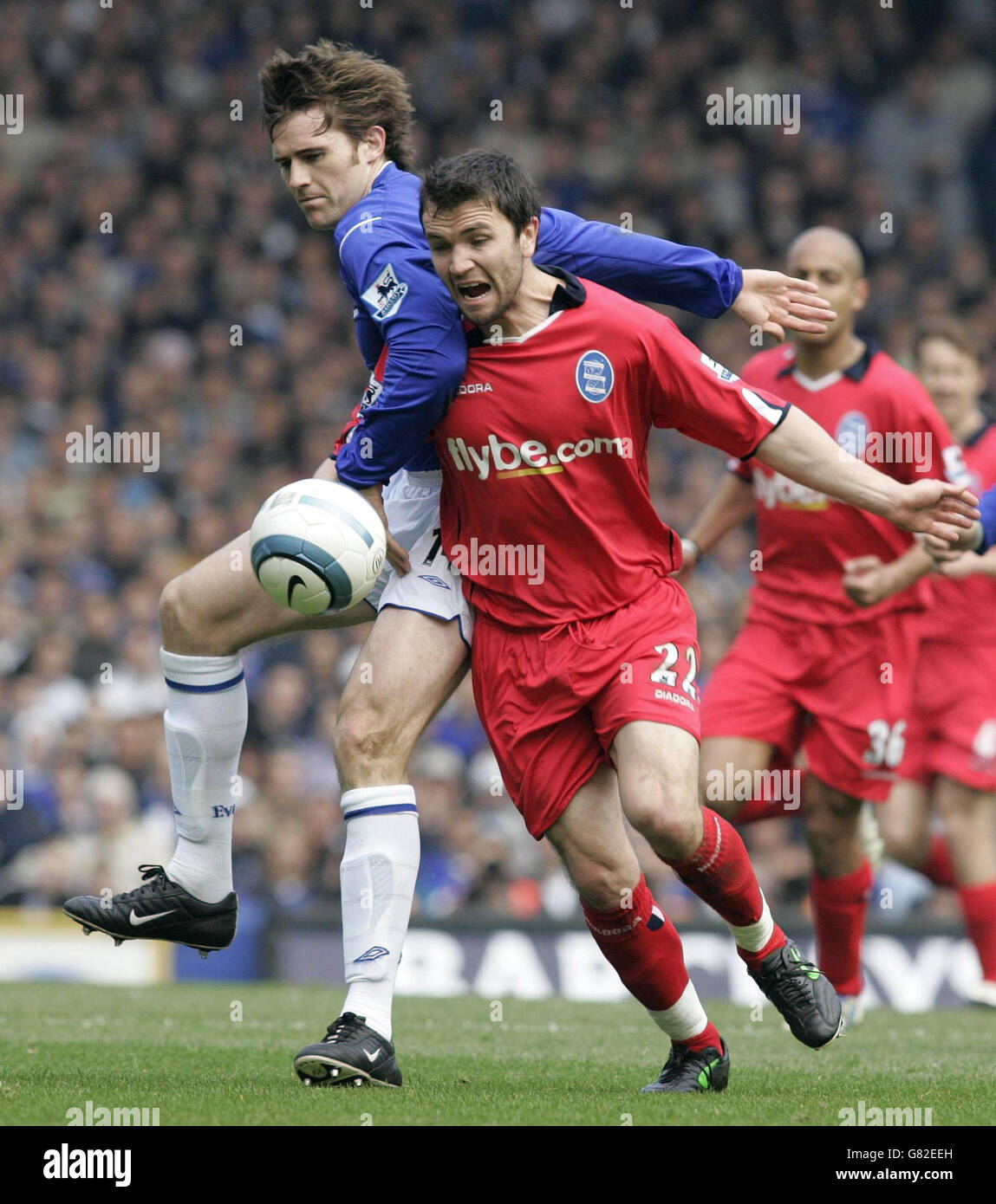 Everton's Kevin Kilbane (L) challenges Birmingham City's Damien Johnson ...