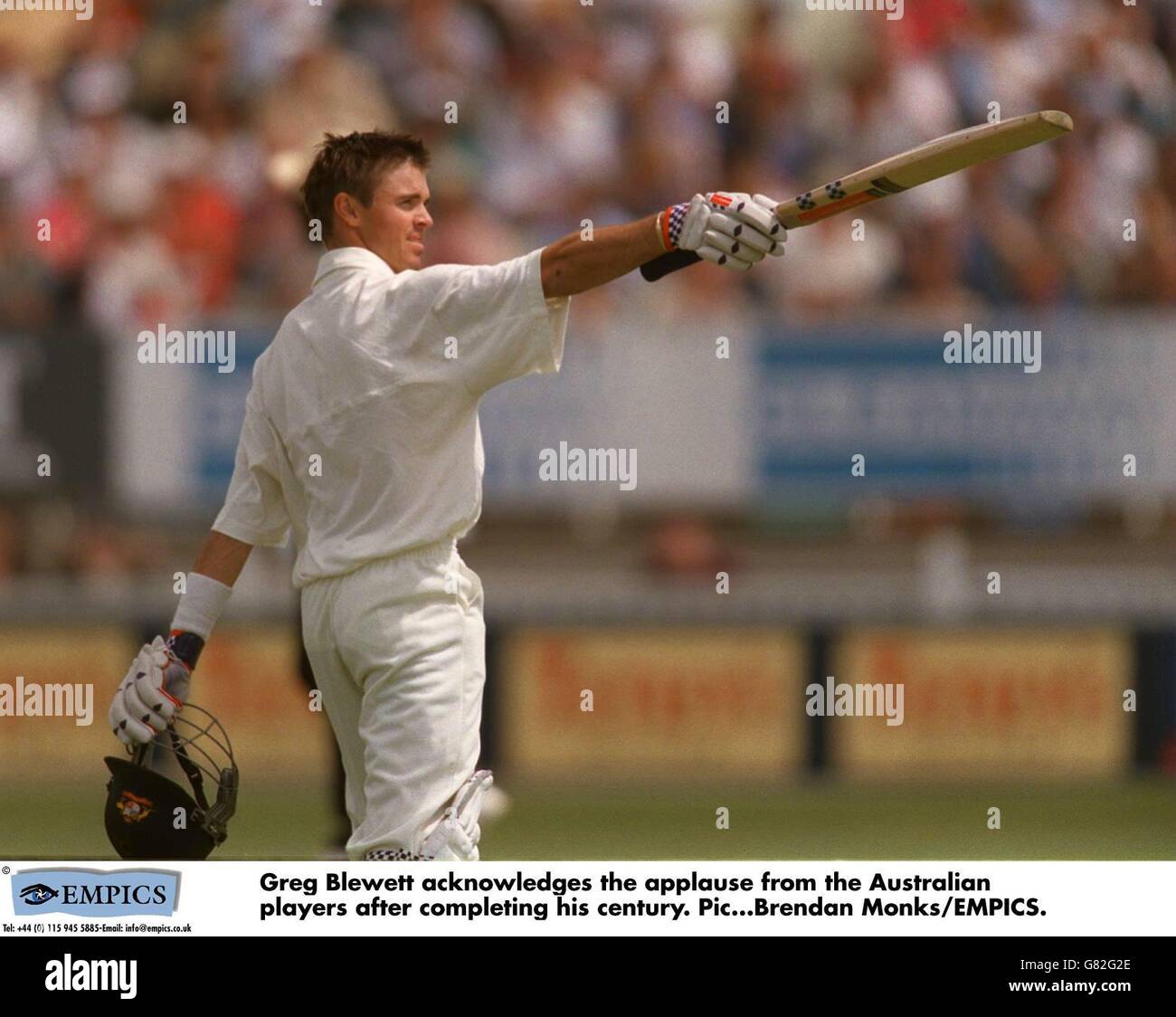 Greg Blewett acknowledges the applause from the Australian players ...