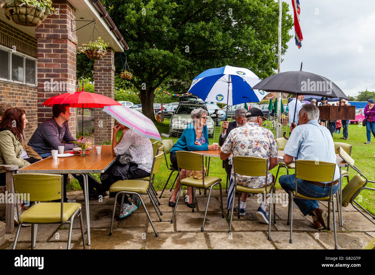 Cafe sitting outside rain hi-res stock photography and images - Alamy