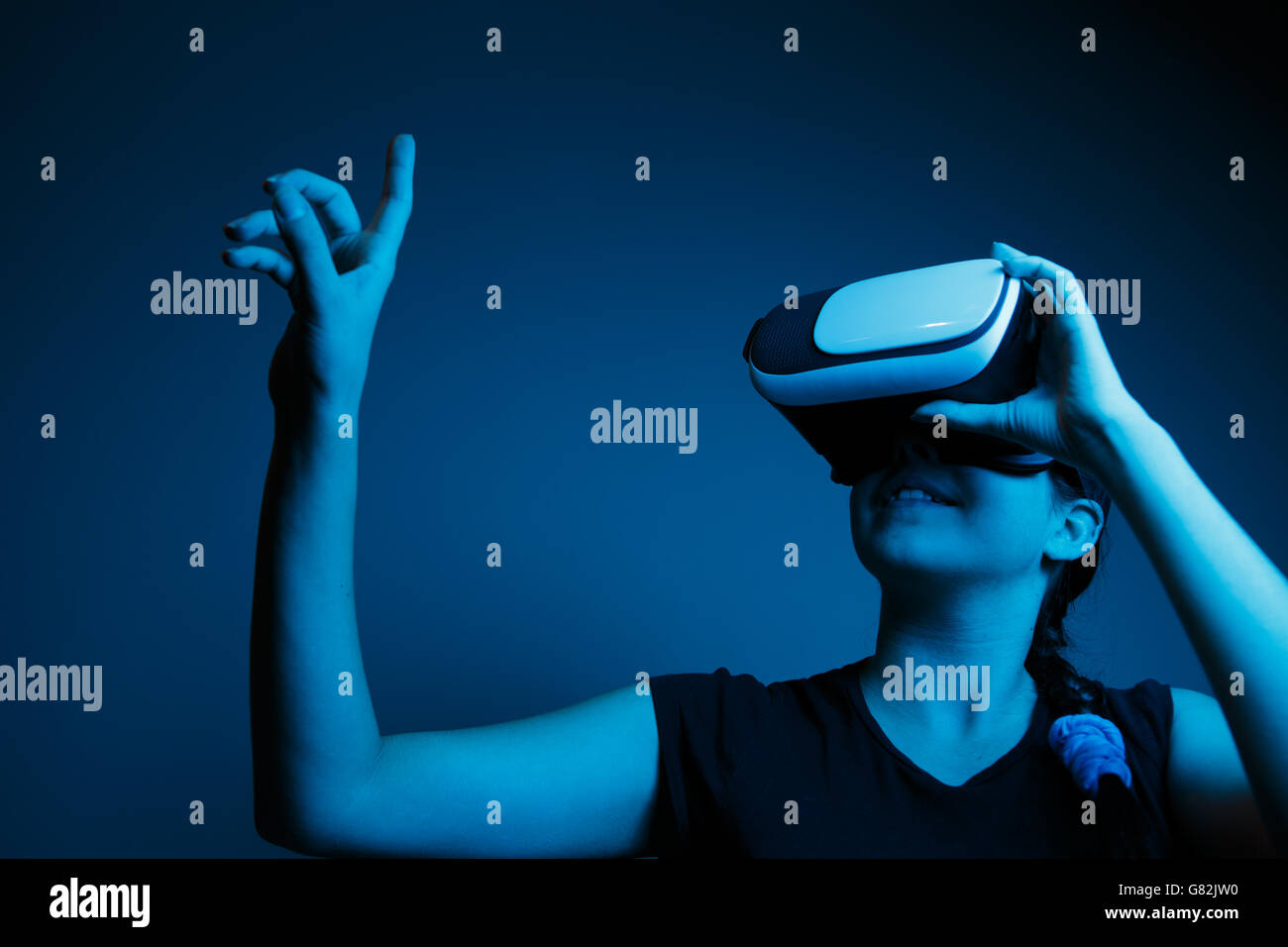 Virtual reality woman hi-res stock photography and images - Alamy