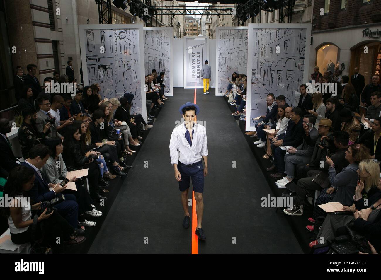 S catwalk london collections hi-res stock photography and images - Alamy