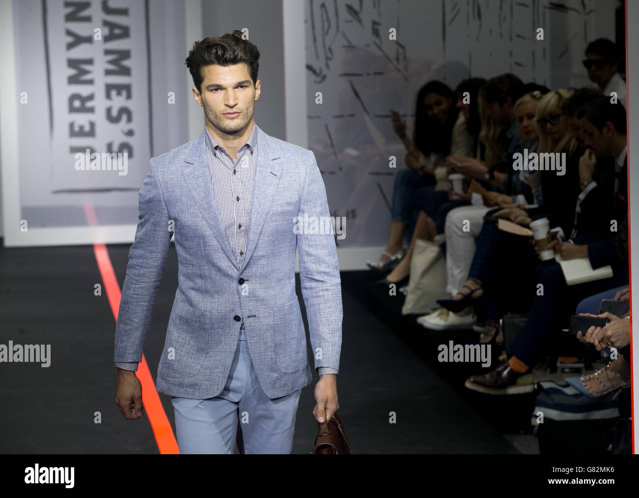 S catwalk london collections hi-res stock photography and images - Alamy