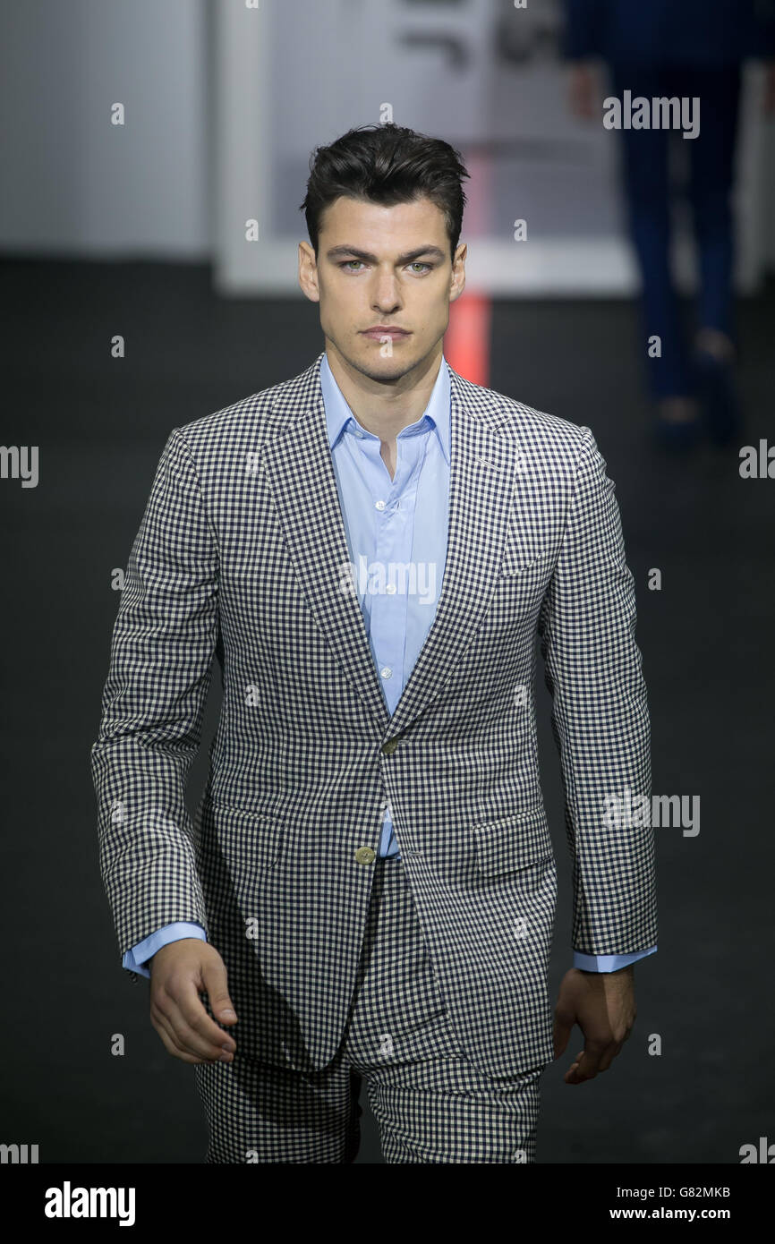 S catwalk london collections hi-res stock photography and images - Alamy
