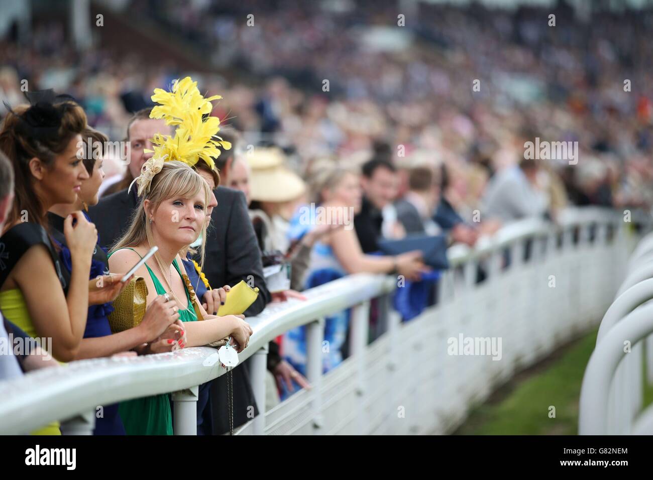 Racegoers cheer at york racecourse hi-res stock photography and images ...