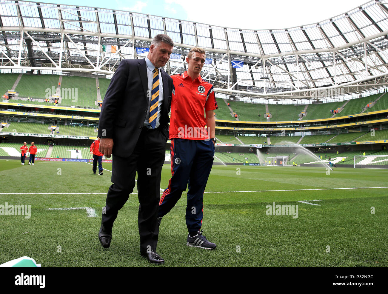Scotland goalkeeping coach Jim Stewart (left) with Darren Fletcher ...