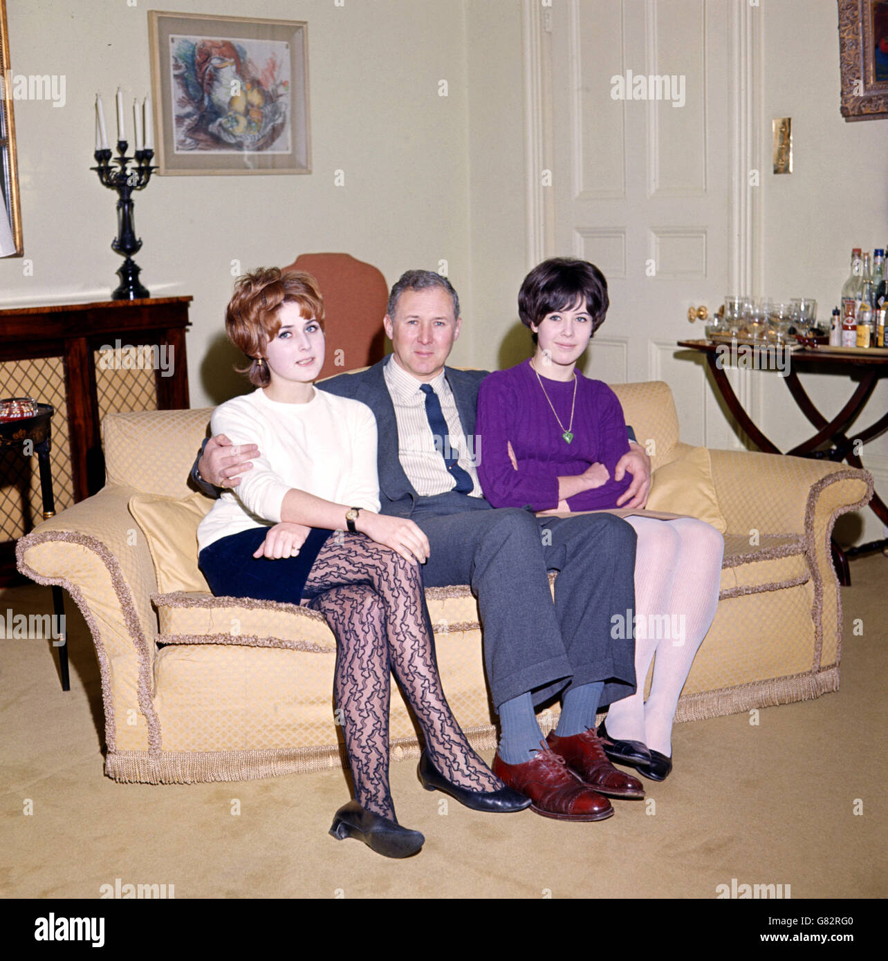 English actor anthony quayle with his daughters jenny rossana hi-res ...