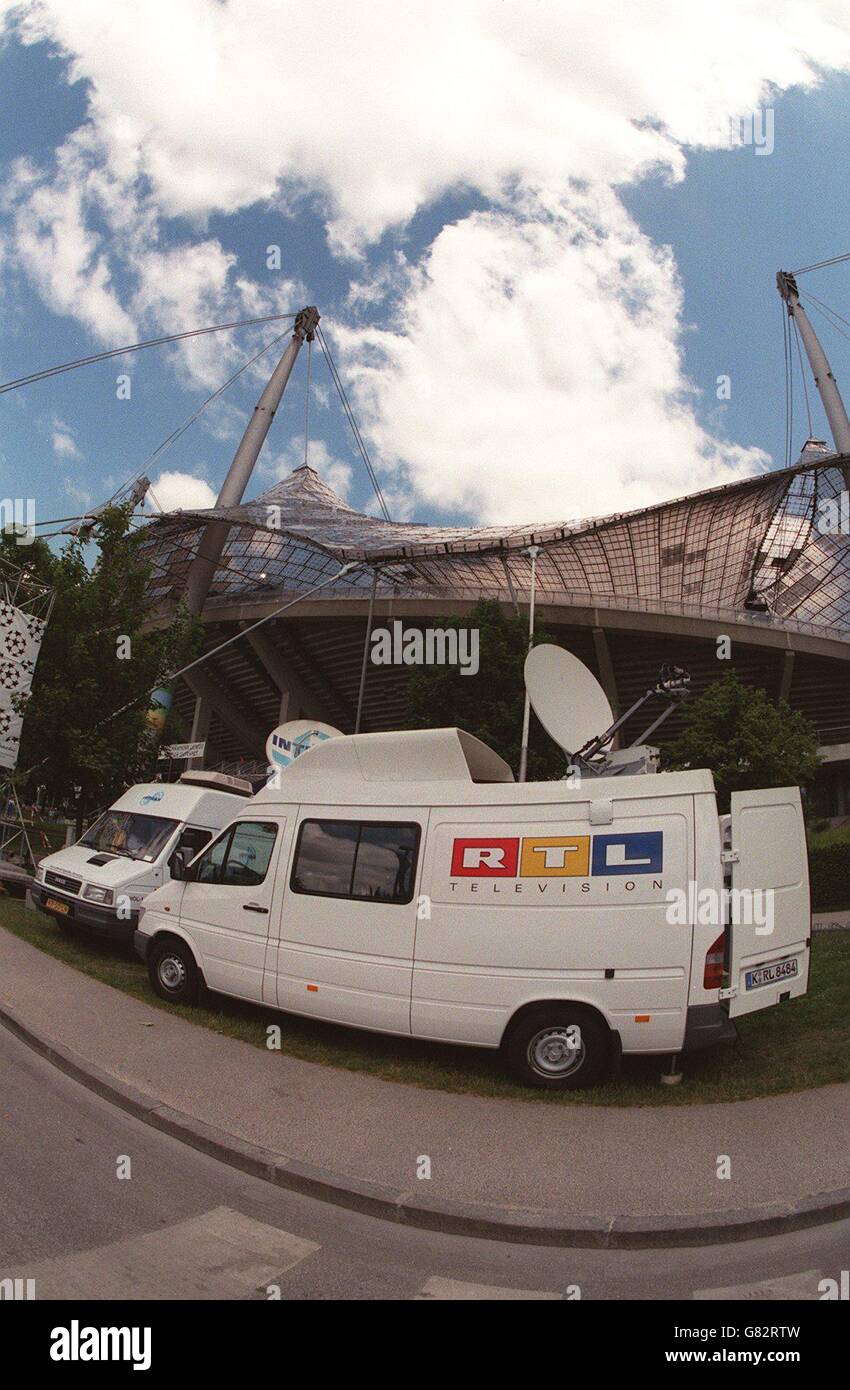 Media coverage of the champions league hi-res stock photography and ...