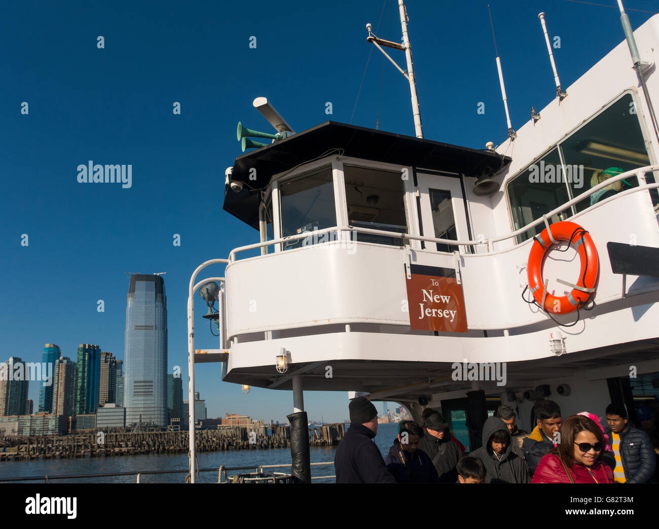 Tourists photos statue of liberty hi-res stock photography and images ...