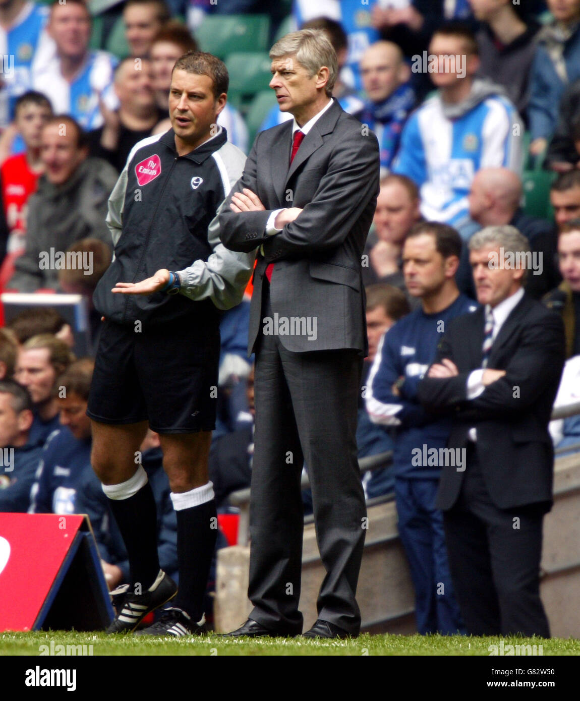 Arsenal's manager Arsene Wenger has words with the 4th official during ...