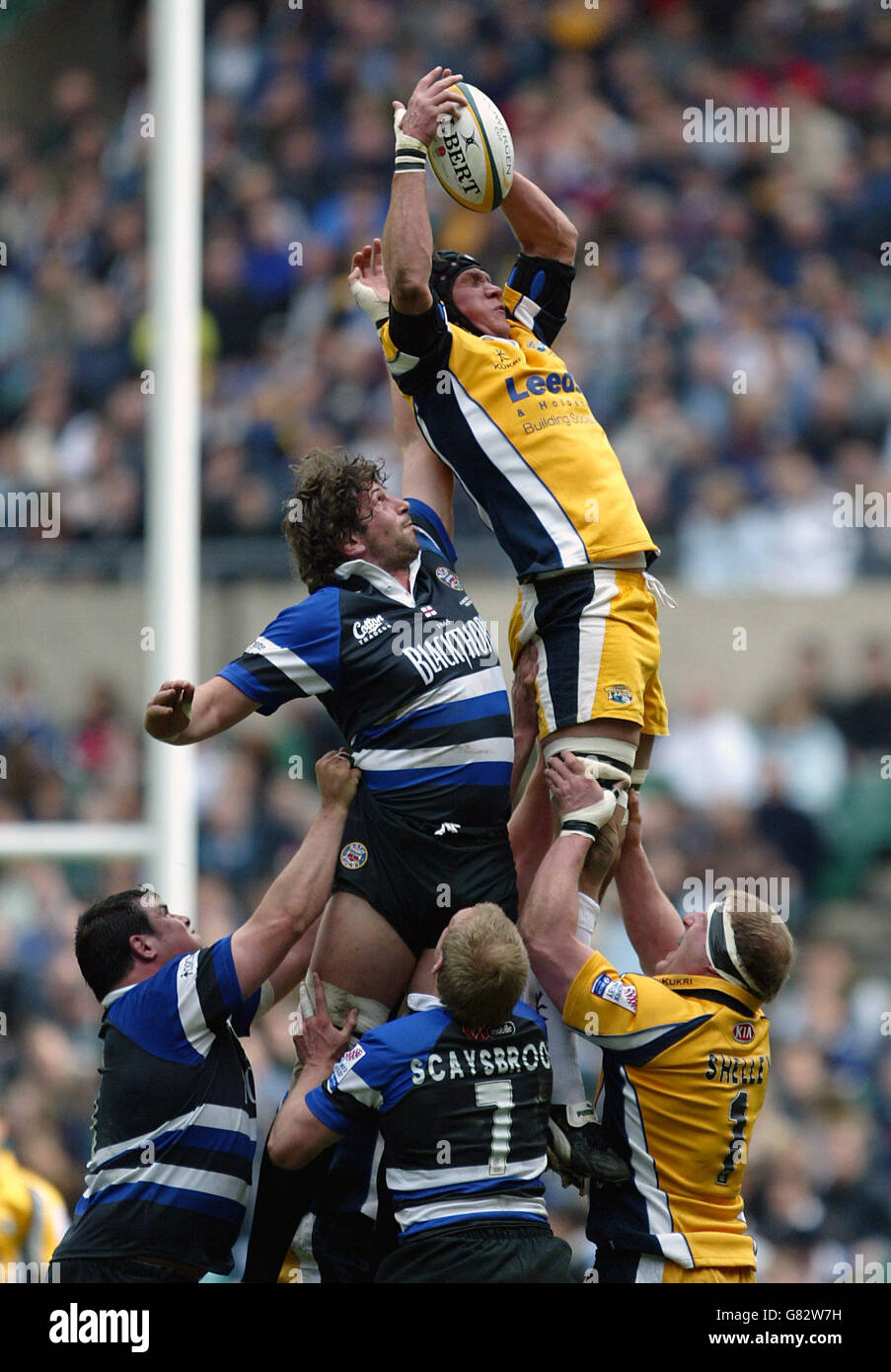 Leeds tykes stuart wins the ball from baths rob fidler hi-res stock ...