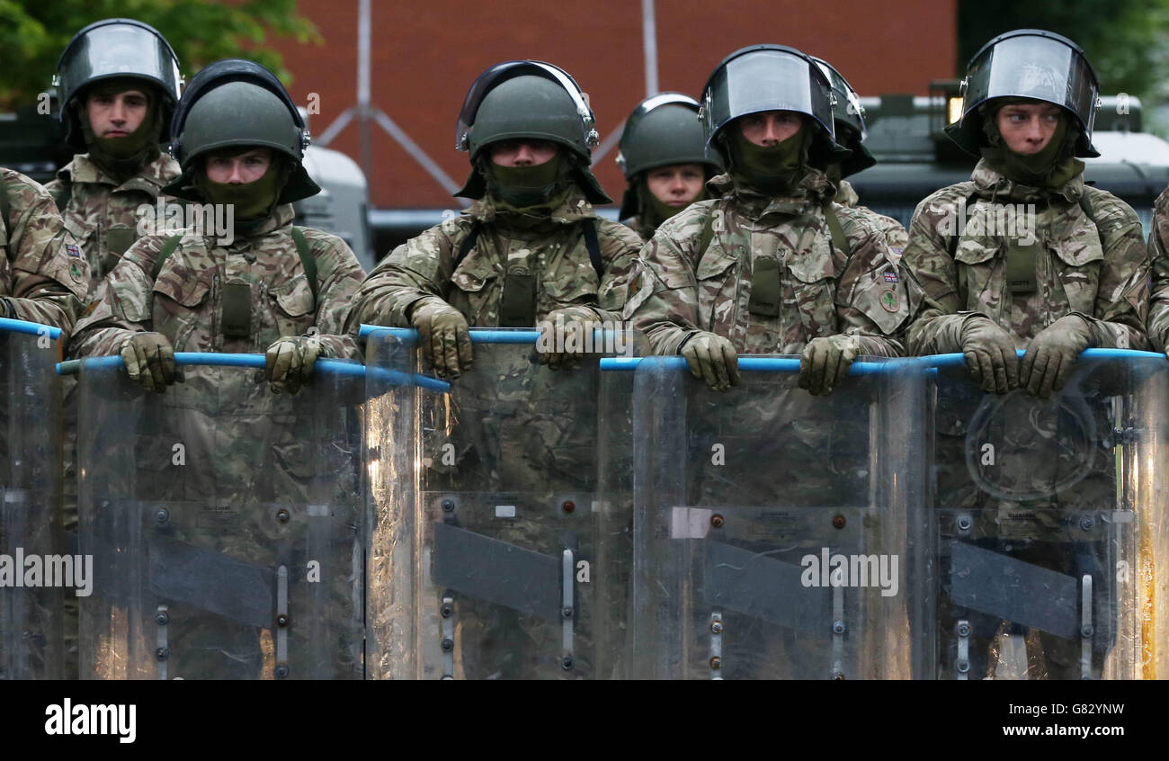 Soldiers from 1 Scots, The Royal Scots Borderers based at Palace ...