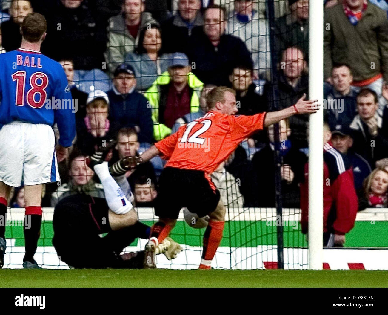 Dundee United's Stuart Duff (R) scores against Rangers Stock Photo - Alamy