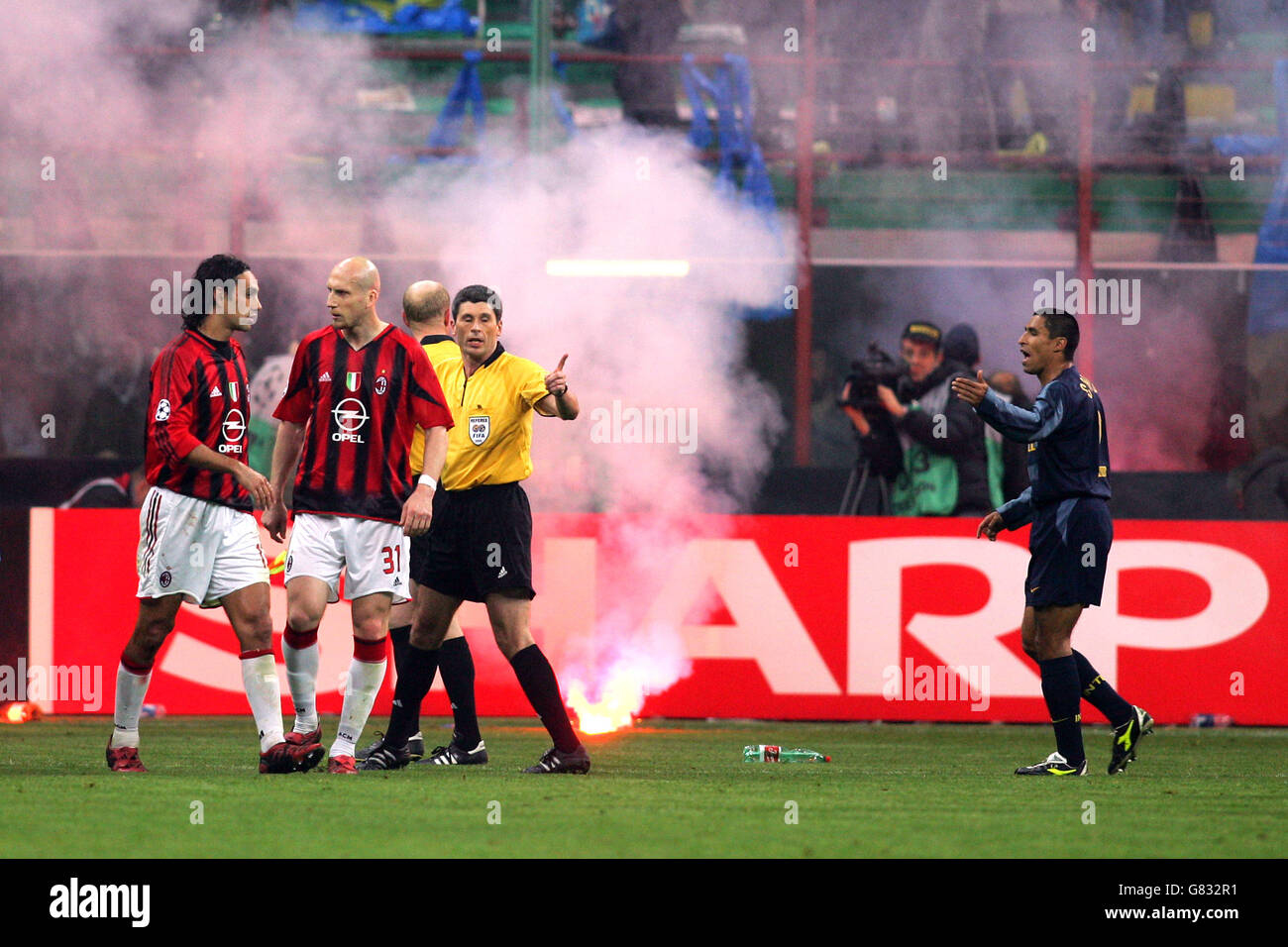 Inter milan fans with flares hi-res stock photography and images - Alamy