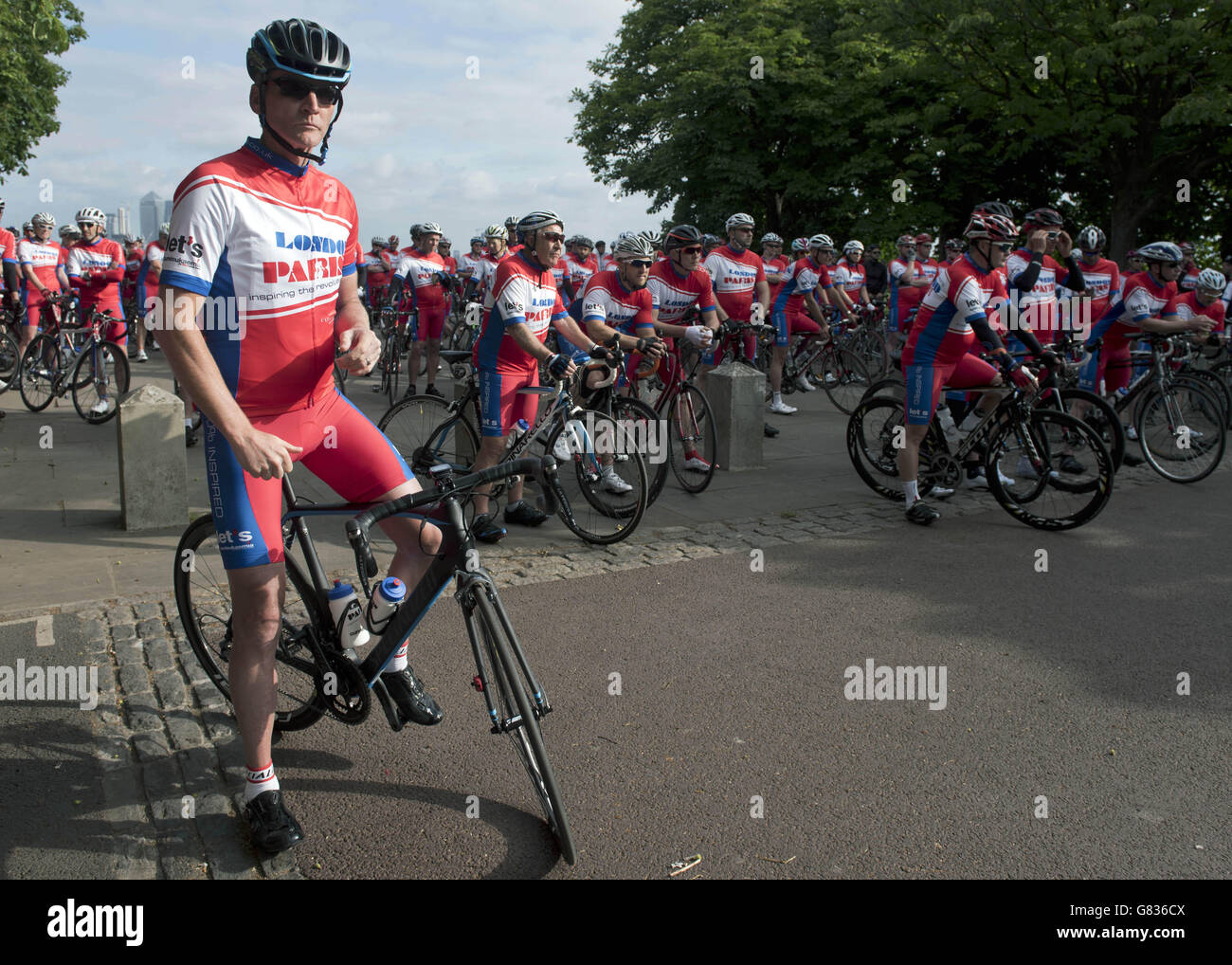 Former England footballer Geoff Thomas (left) at the start line at ...