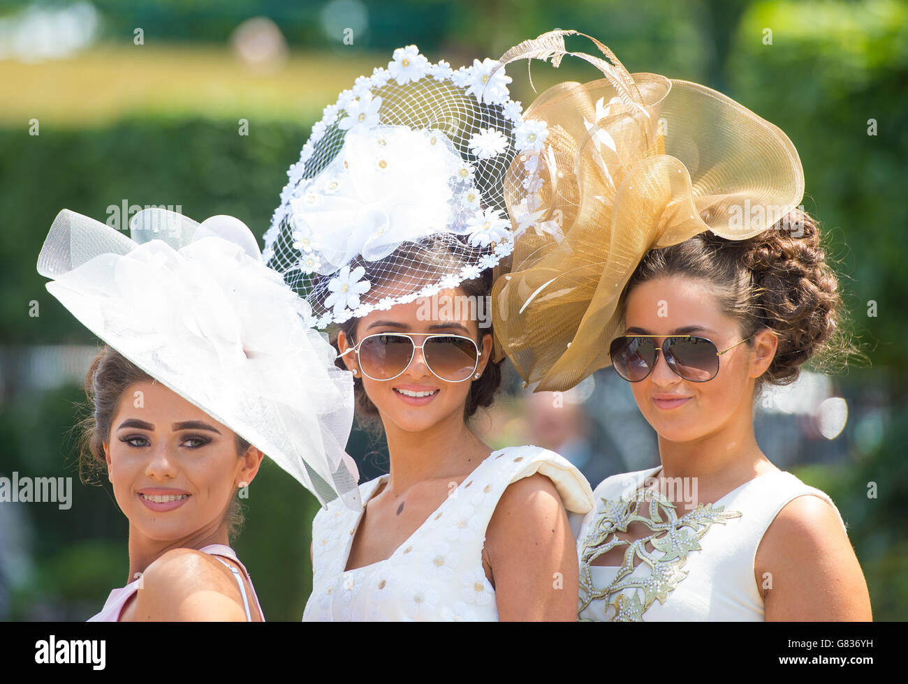 Racegoers left to right ruby dale hi-res stock photography and images ...