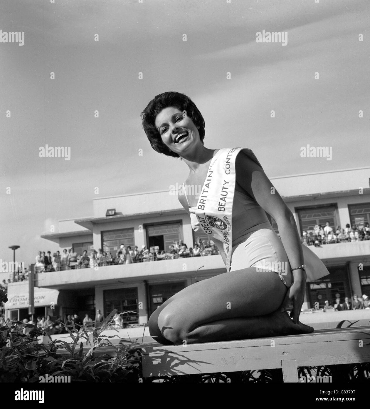 Kneeling britain hi-res stock photography and images - Alamy